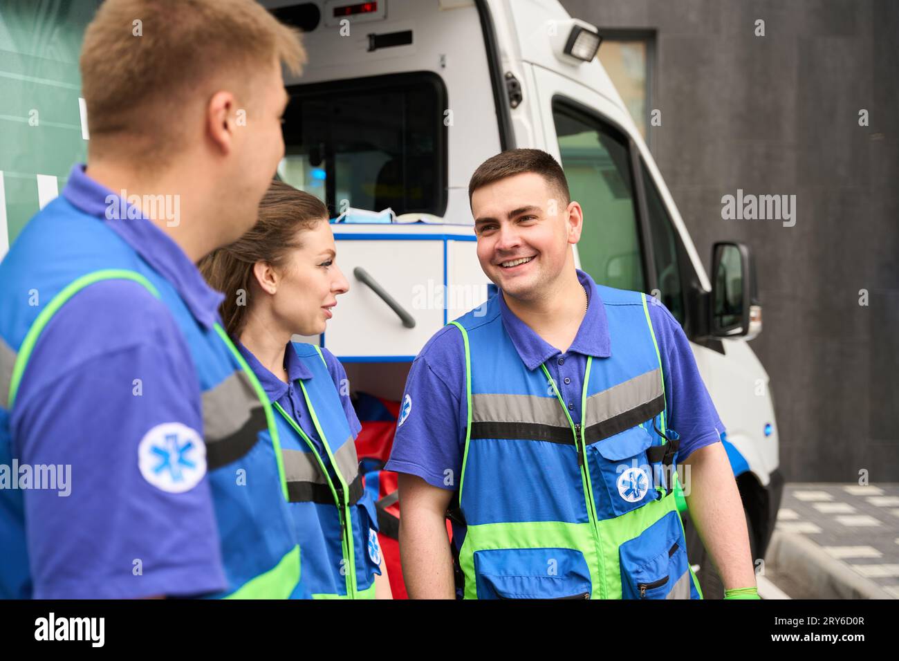 Pretty paramedics hi-res stock photography and images - Alamy