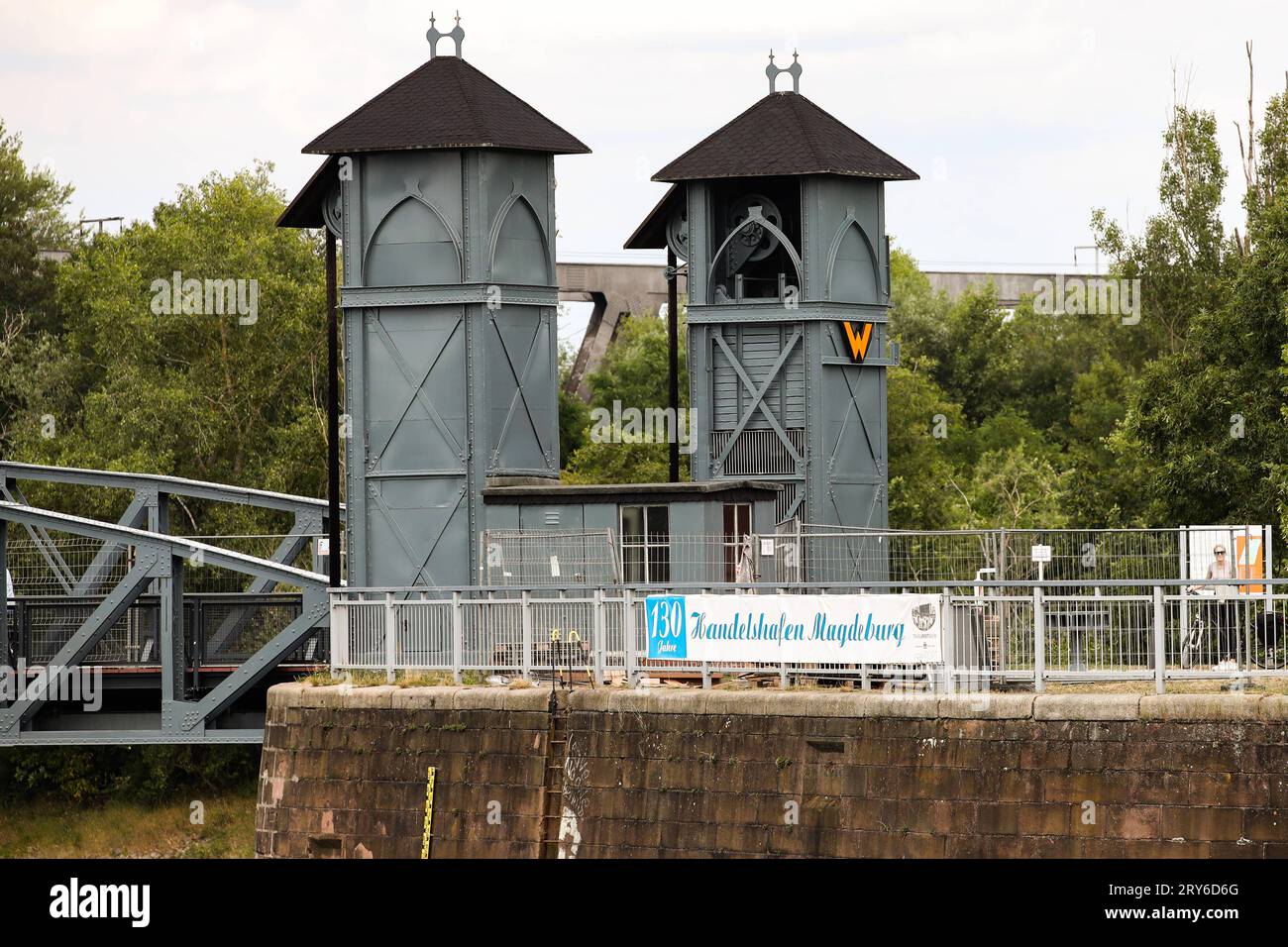 Deutschlands älteste Eisenbahnhubbrücke steht im Magdeburger ...