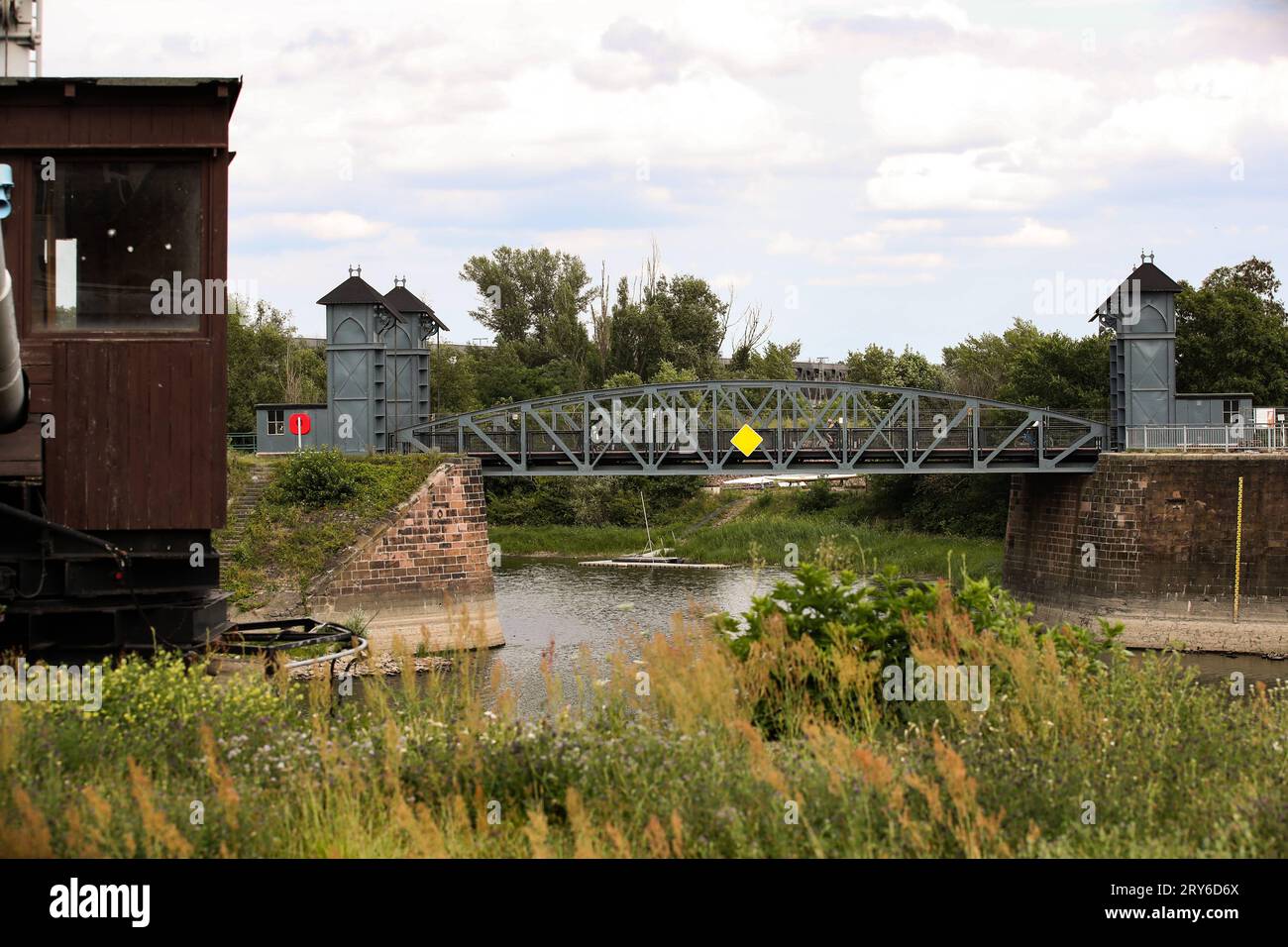 Deutschlands älteste Eisenbahnhubbrücke steht im Magdeburger ...