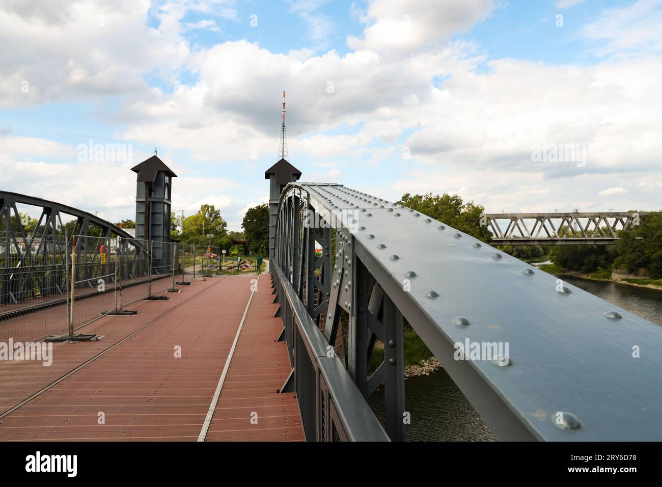 Deutschlands älteste Eisenbahnhubbrücke steht im Magdeburger ...
