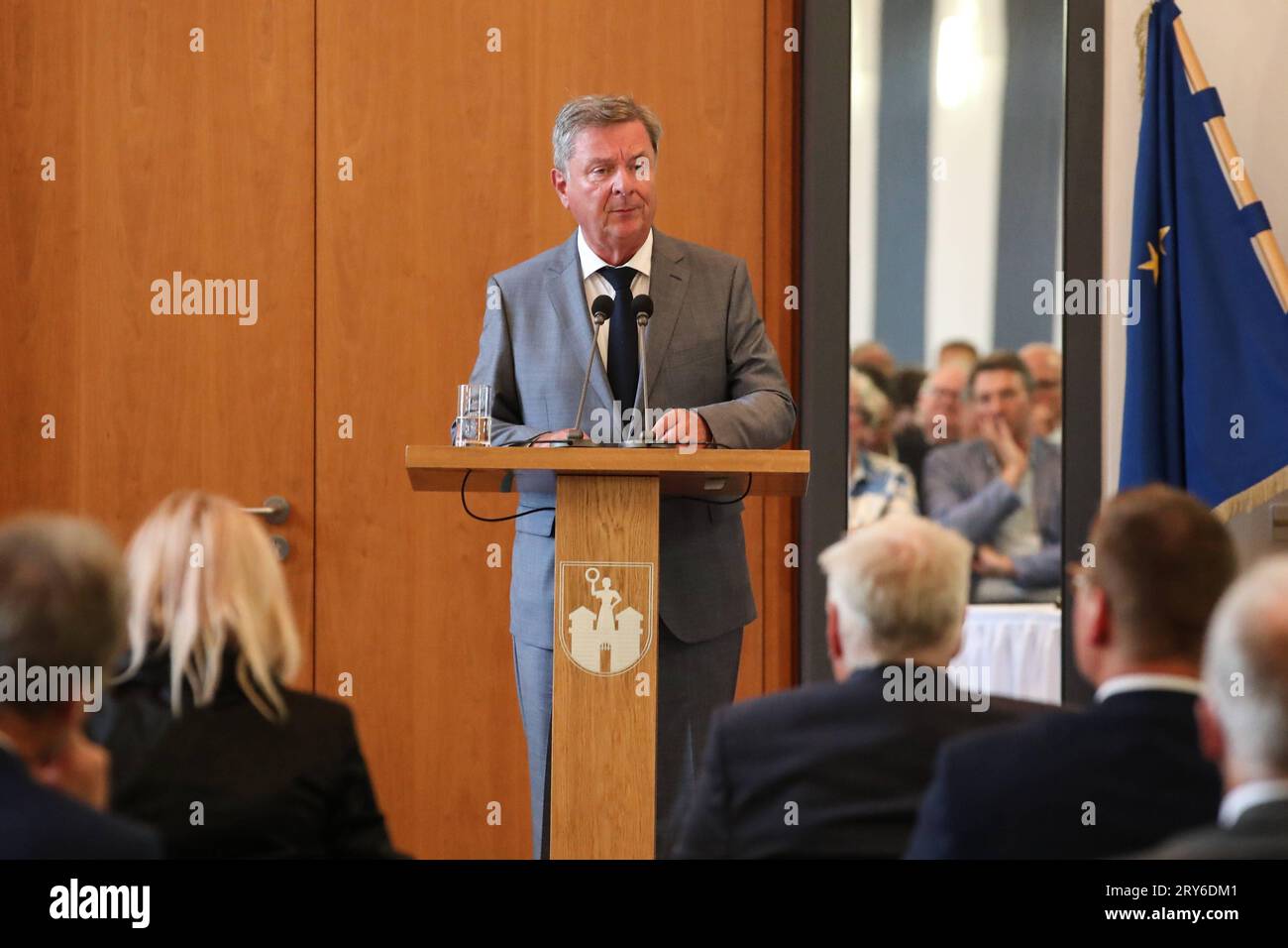 Oberbürgermeisterin Simone Borris verleiht in der Ratsdiele Ernst ...