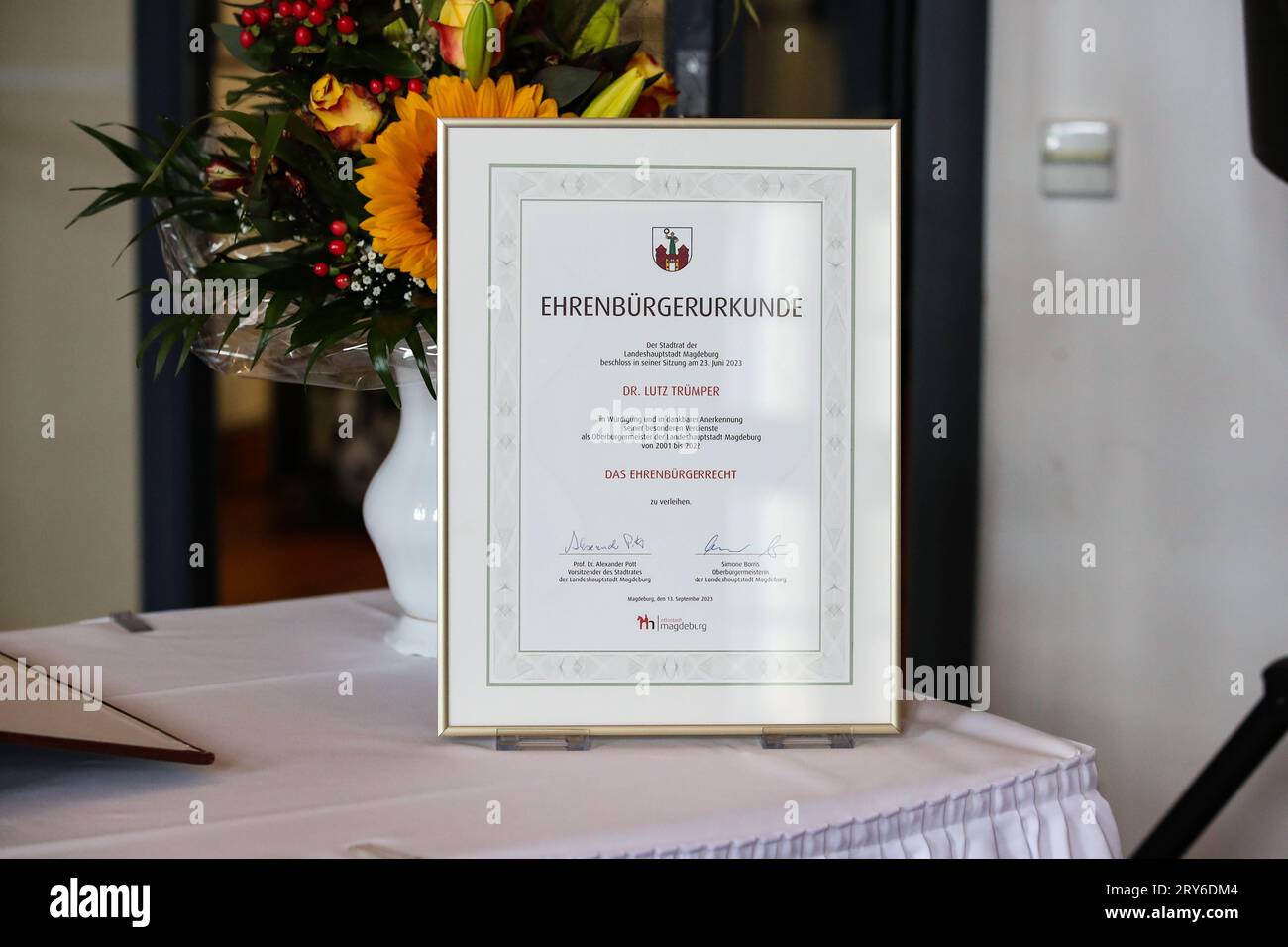 Oberbürgermeisterin Simone Borris verleiht in der Ratsdiele Ernst ...