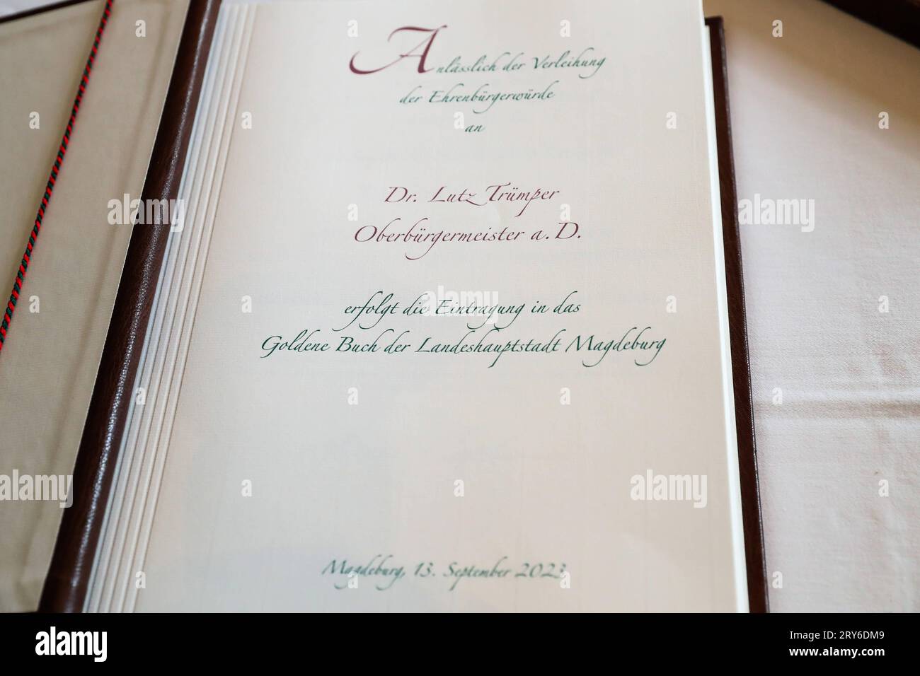 Oberbürgermeisterin Simone Borris verleiht in der Ratsdiele Ernst ...