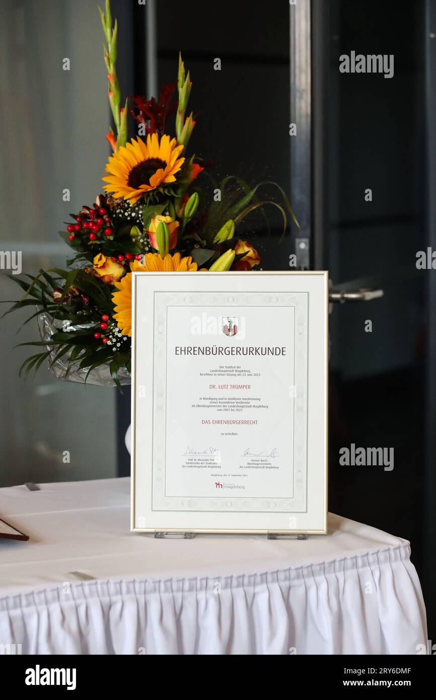 Oberbürgermeisterin Simone Borris verleiht in der Ratsdiele Ernst ...