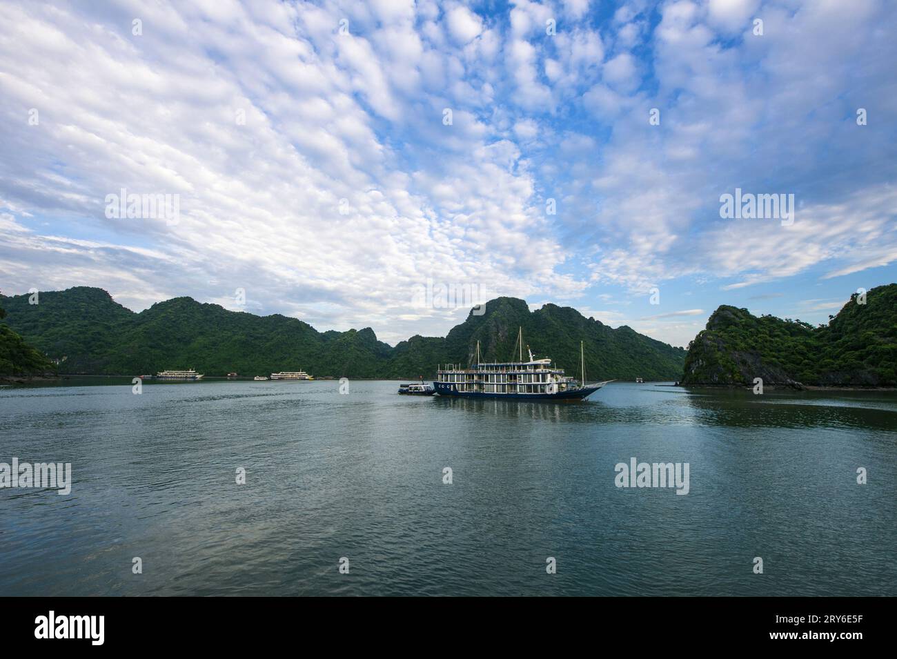 Halong bay boats sunny hi-res stock photography and images - Alamy
