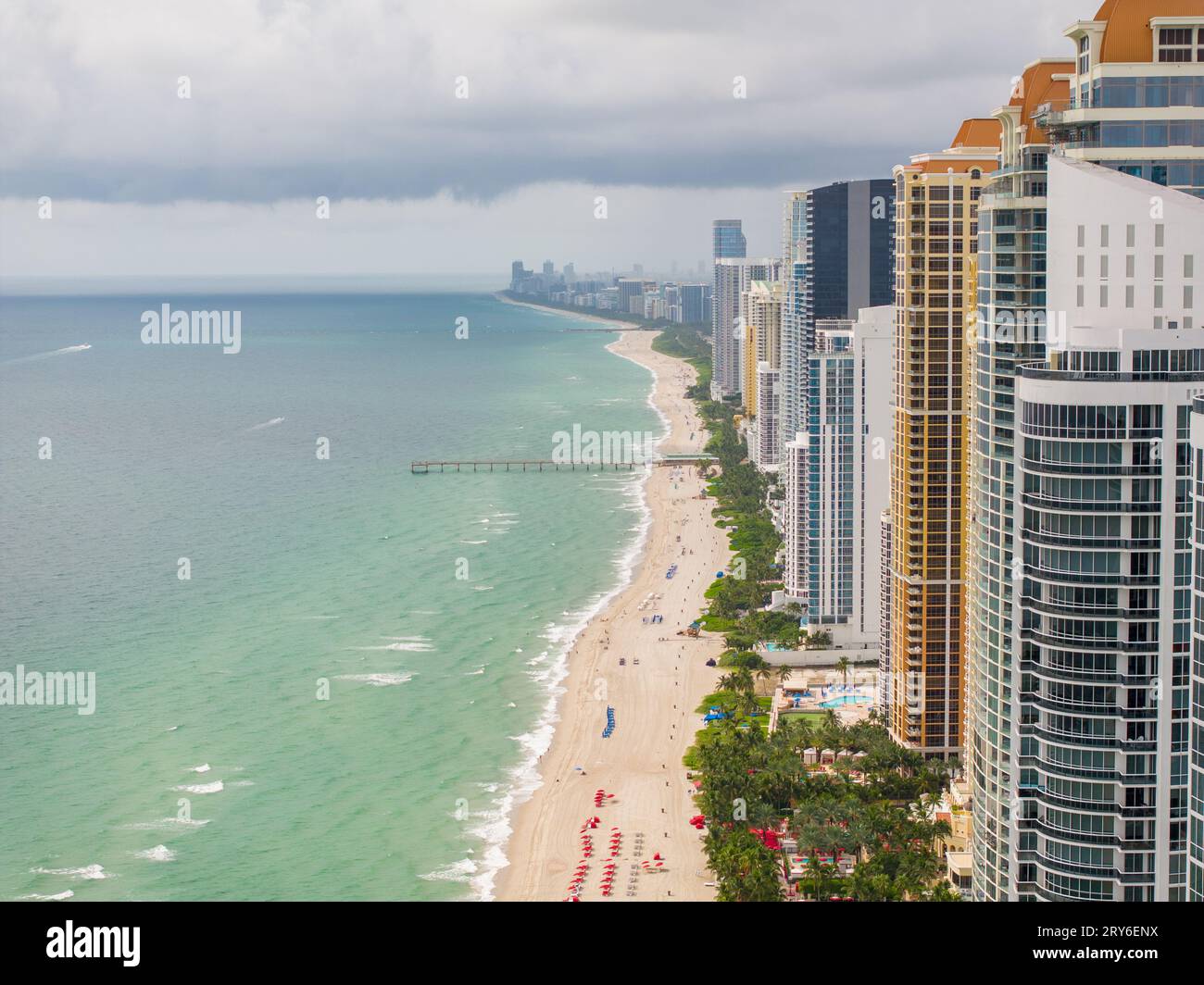 Highrise architecture sunny isles beach hi-res stock photography and images - Alamy