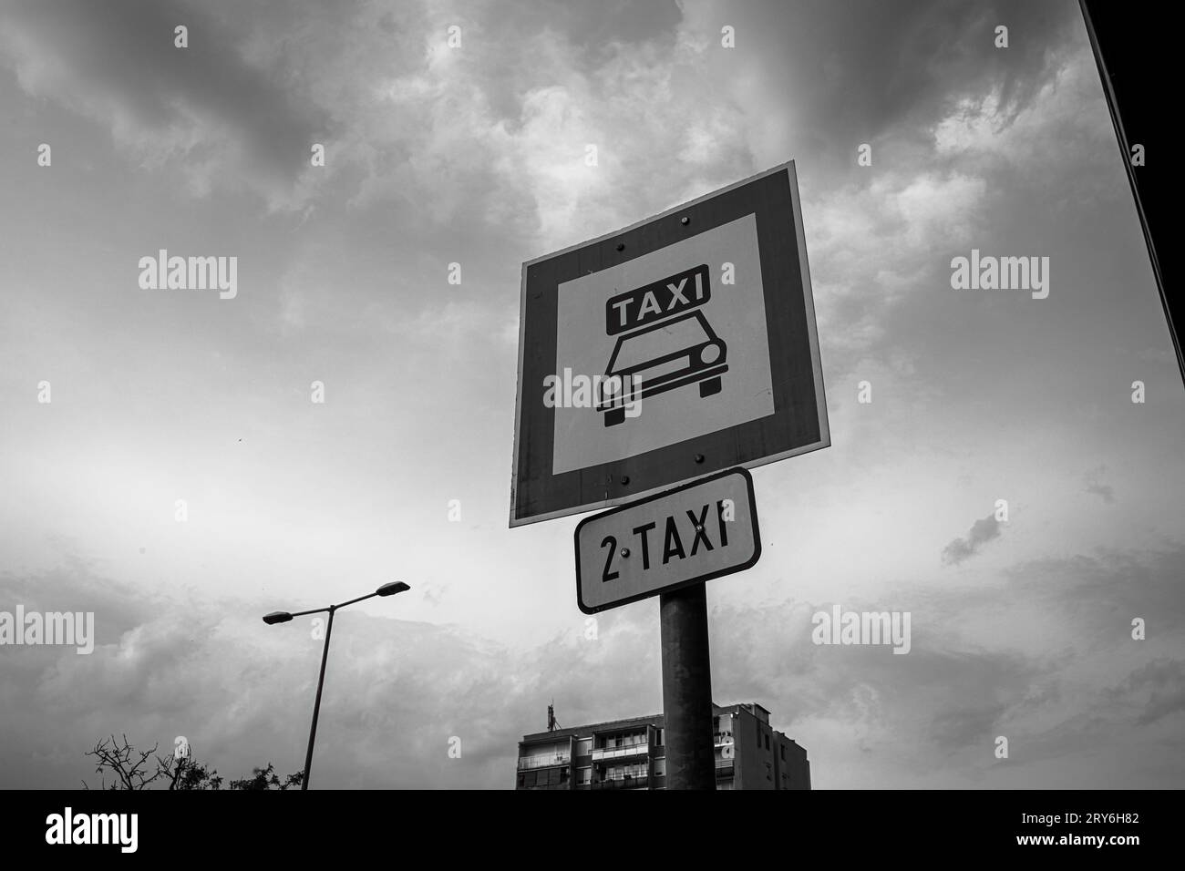 Taxi only parking sign hi-res stock photography and images - Alamy