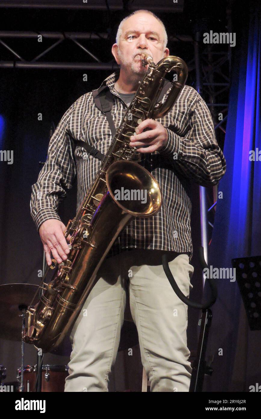Der deutsche Jazz-Saxophonist Hans-Jörg Hussong im Alten Bahnhof Essen ...