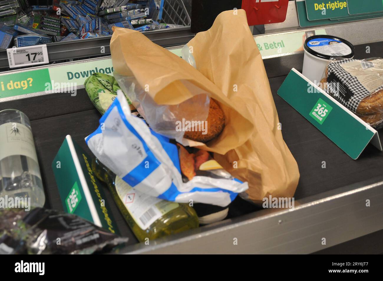 365 discount grocery store hi-res stock photography and images - Alamy