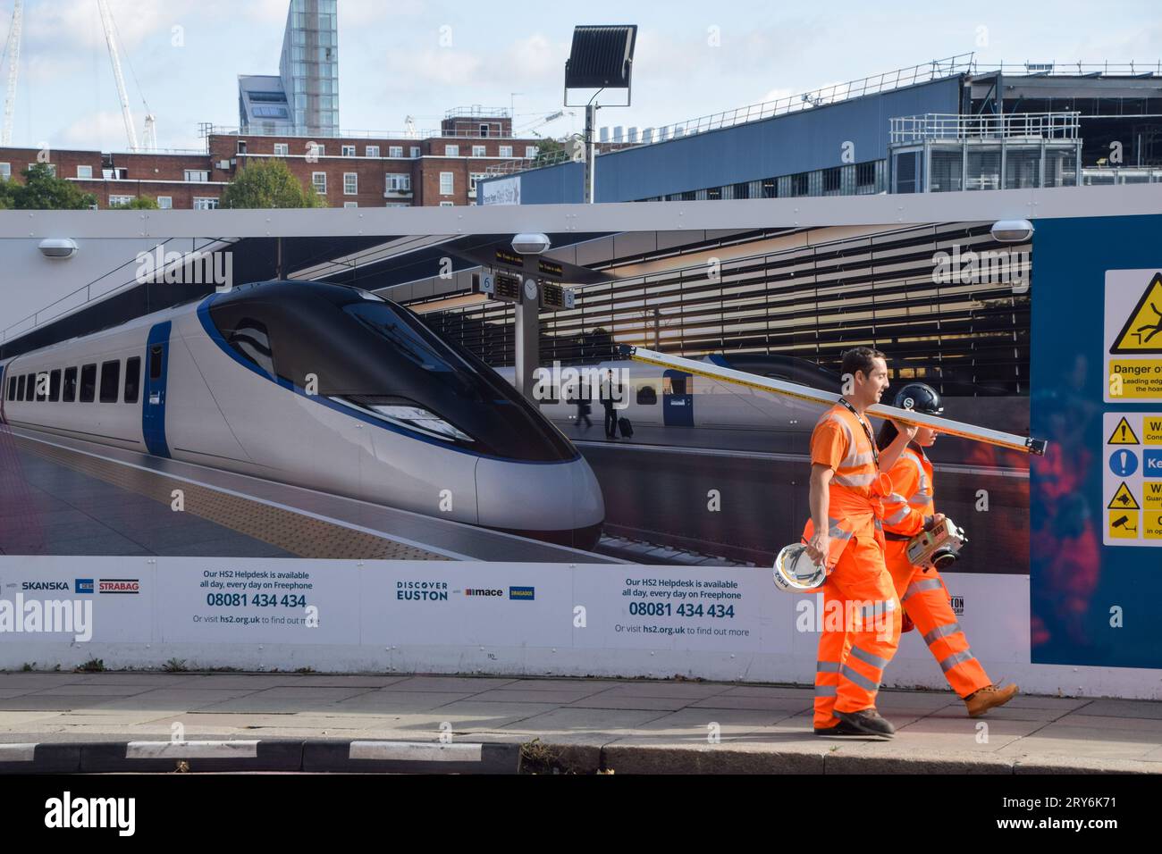 London, England, UK. 29th Sep, 2023. Workers walk outside the HS2 ...