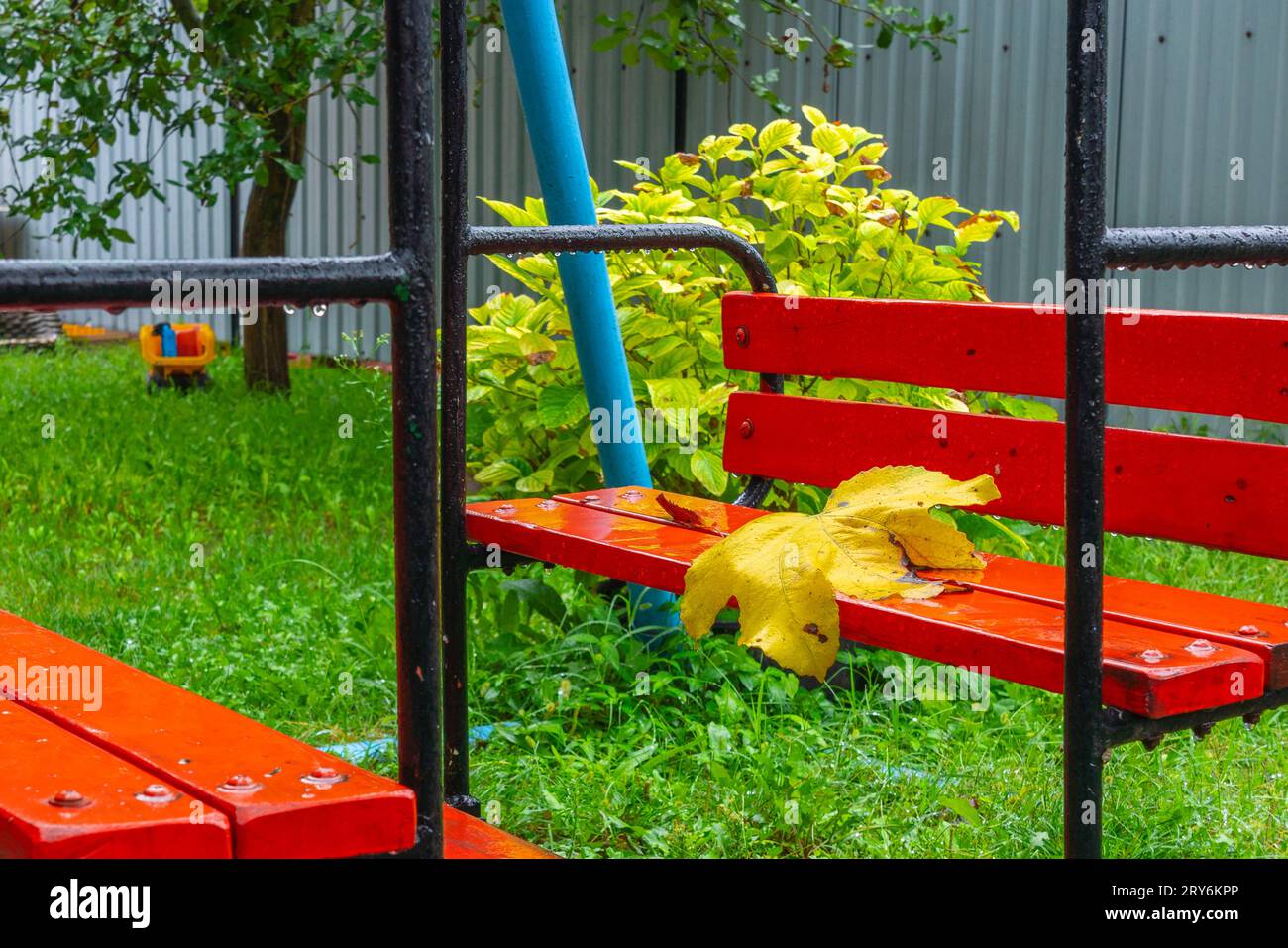 Empty garden swing hi-res stock photography and images - Alamy