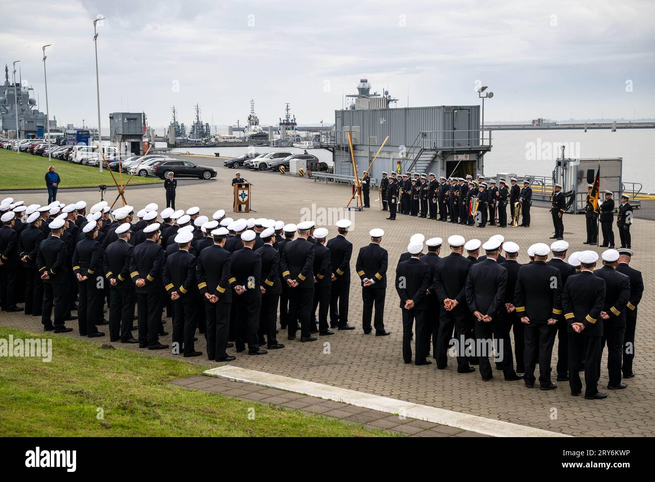 Wilhelmshaven, Germany. 29th Sep, 2023. Marines stand at the pier ...