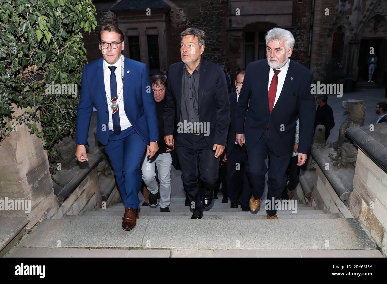 Im Innenhof vom Schloss - Bundesminister Dr. Robert Habeck mit Minister ...