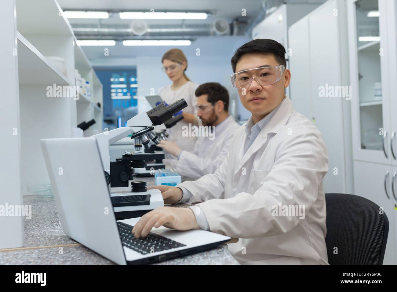 Scientists lab behind hi-res stock photography and images - Alamy