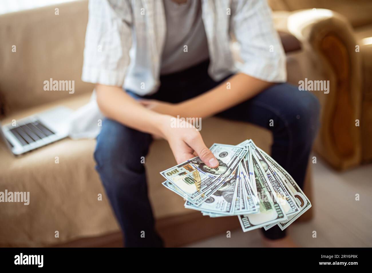 Teenager cash parents hi-res stock photography and images - Alamy