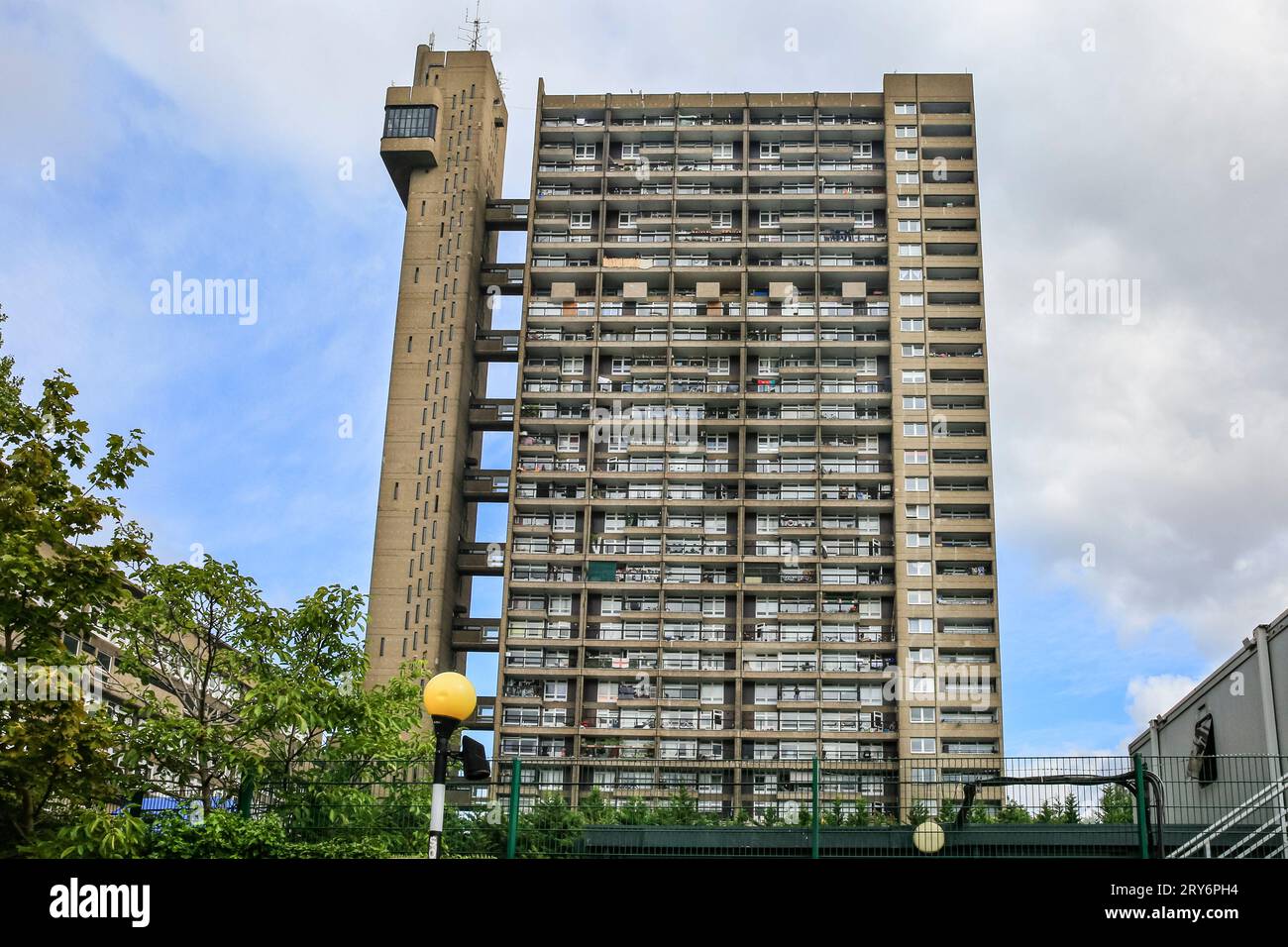 Trellick Tower, Brutalist Grade II listed tower block by Ernő ...