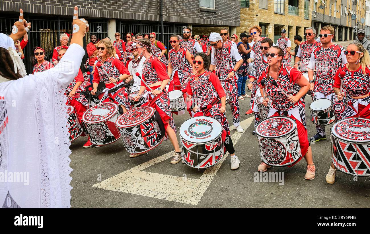 The Batalan drummers warm up before the parade procession at Notting ...