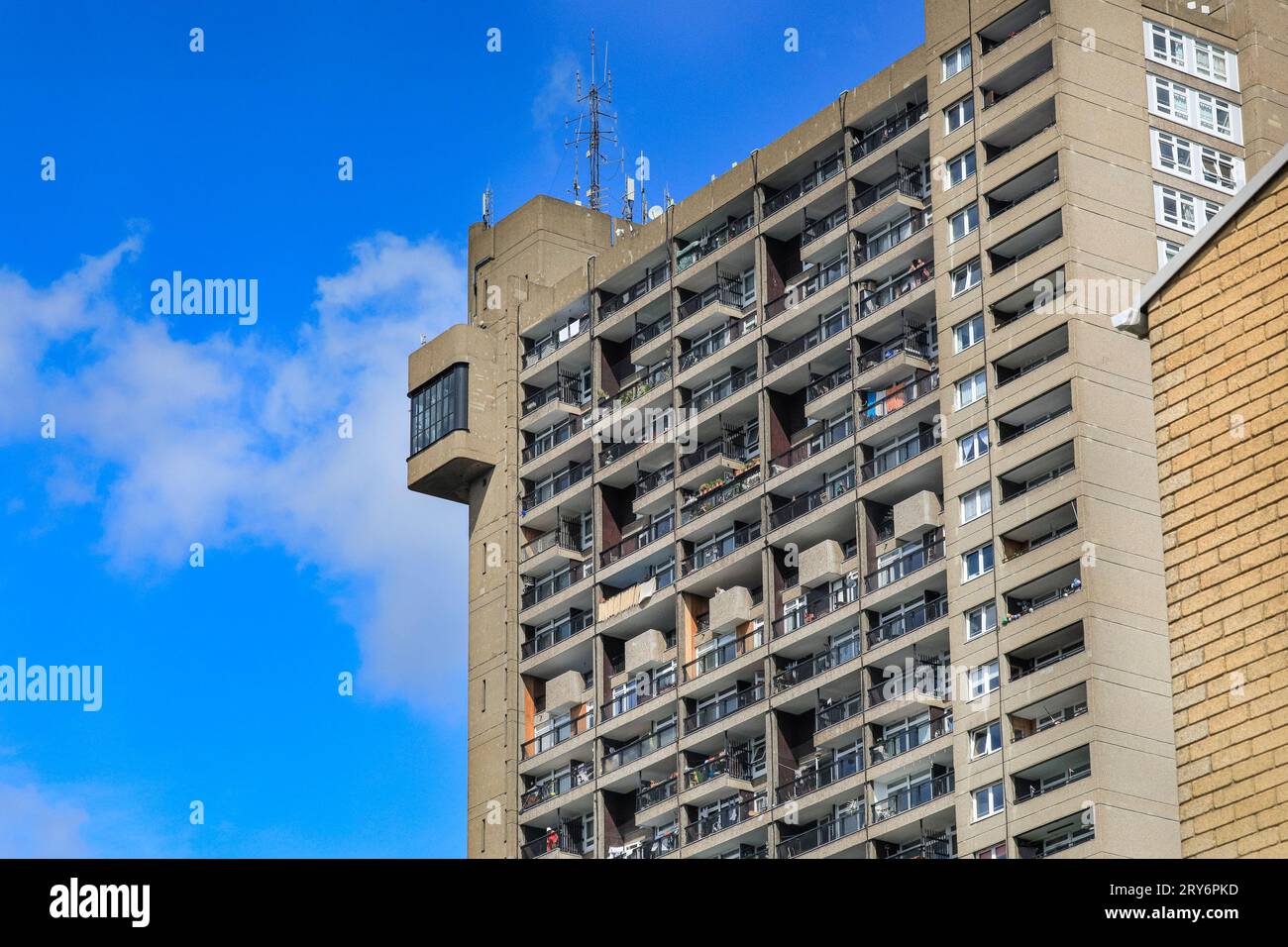 Trellick Tower exterior, Brutalist Grade II listed tower block by Ernő ...