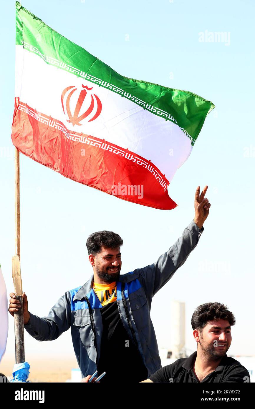 Isfahan, Iran. 29th Sep, 2023. An Iranian worker flashes a victory sign ...