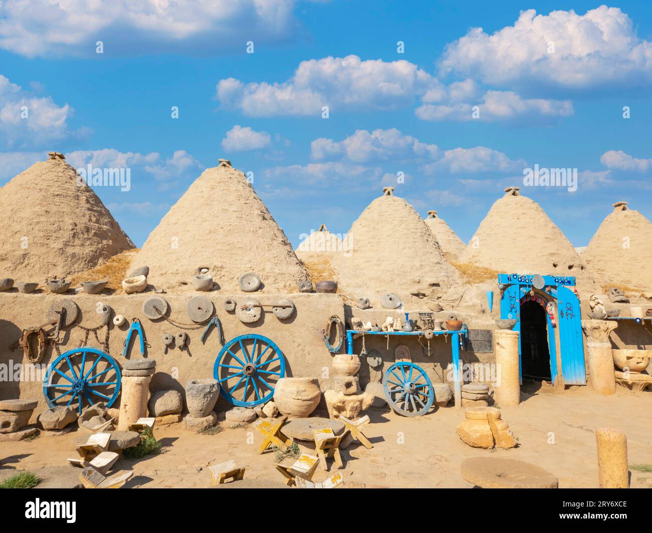 Beehive mud house hi-res stock photography and images - Alamy