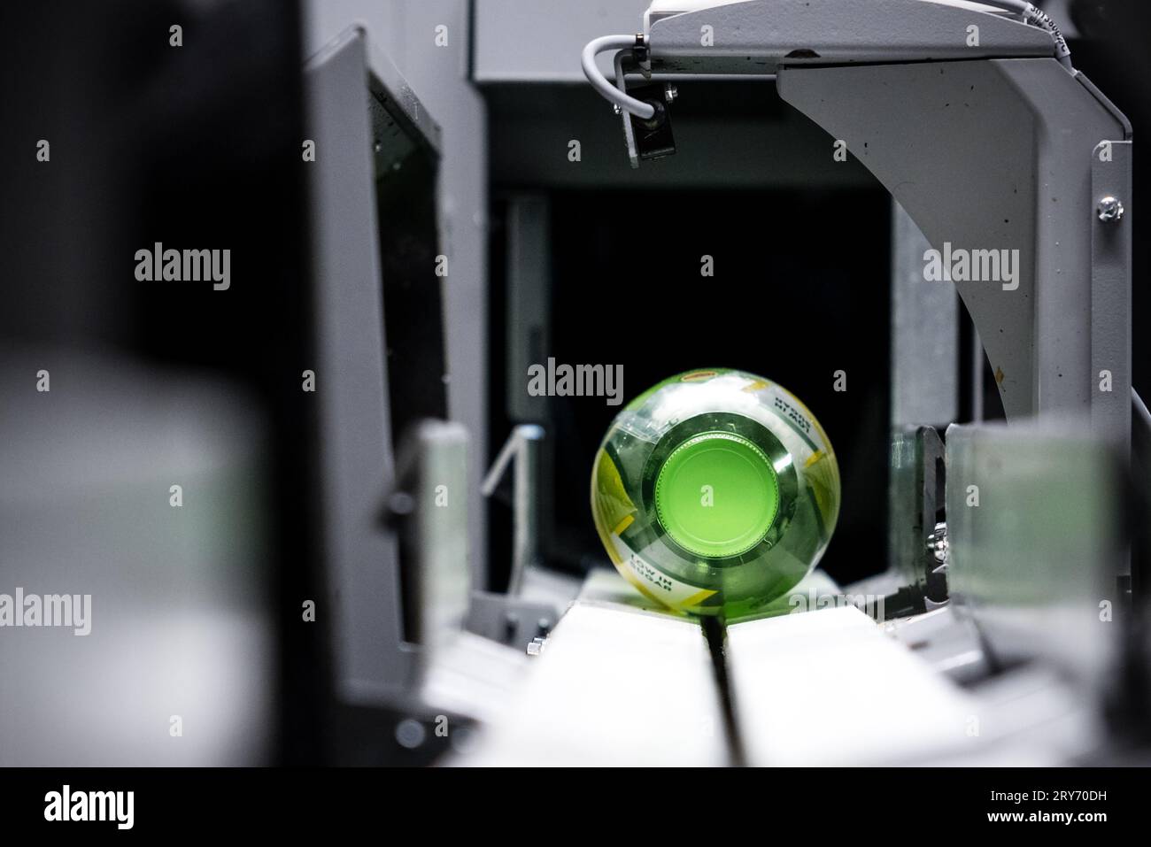 Tomra machine hi-res stock photography and images - Alamy