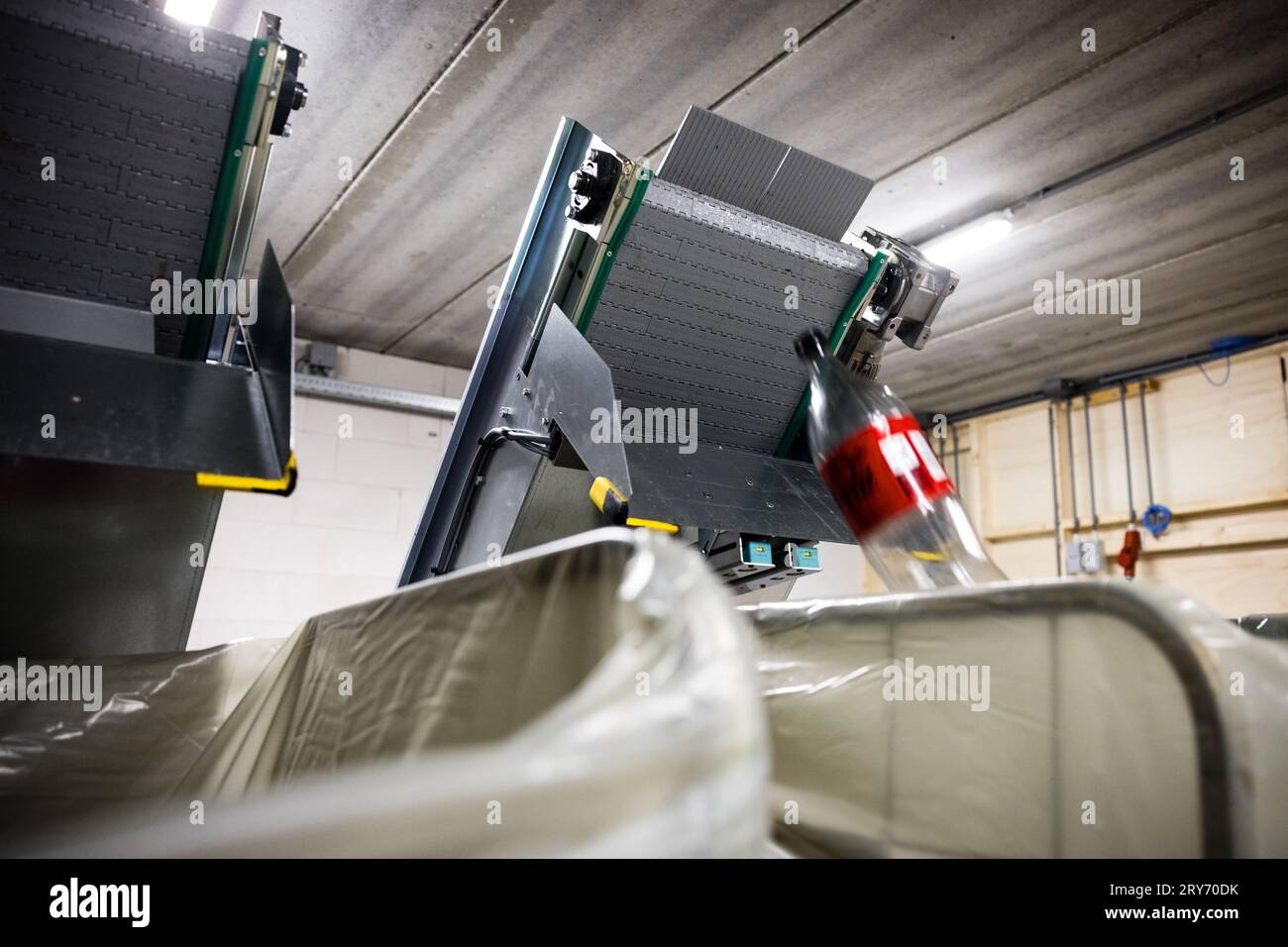 Tomra machine hi-res stock photography and images - Alamy