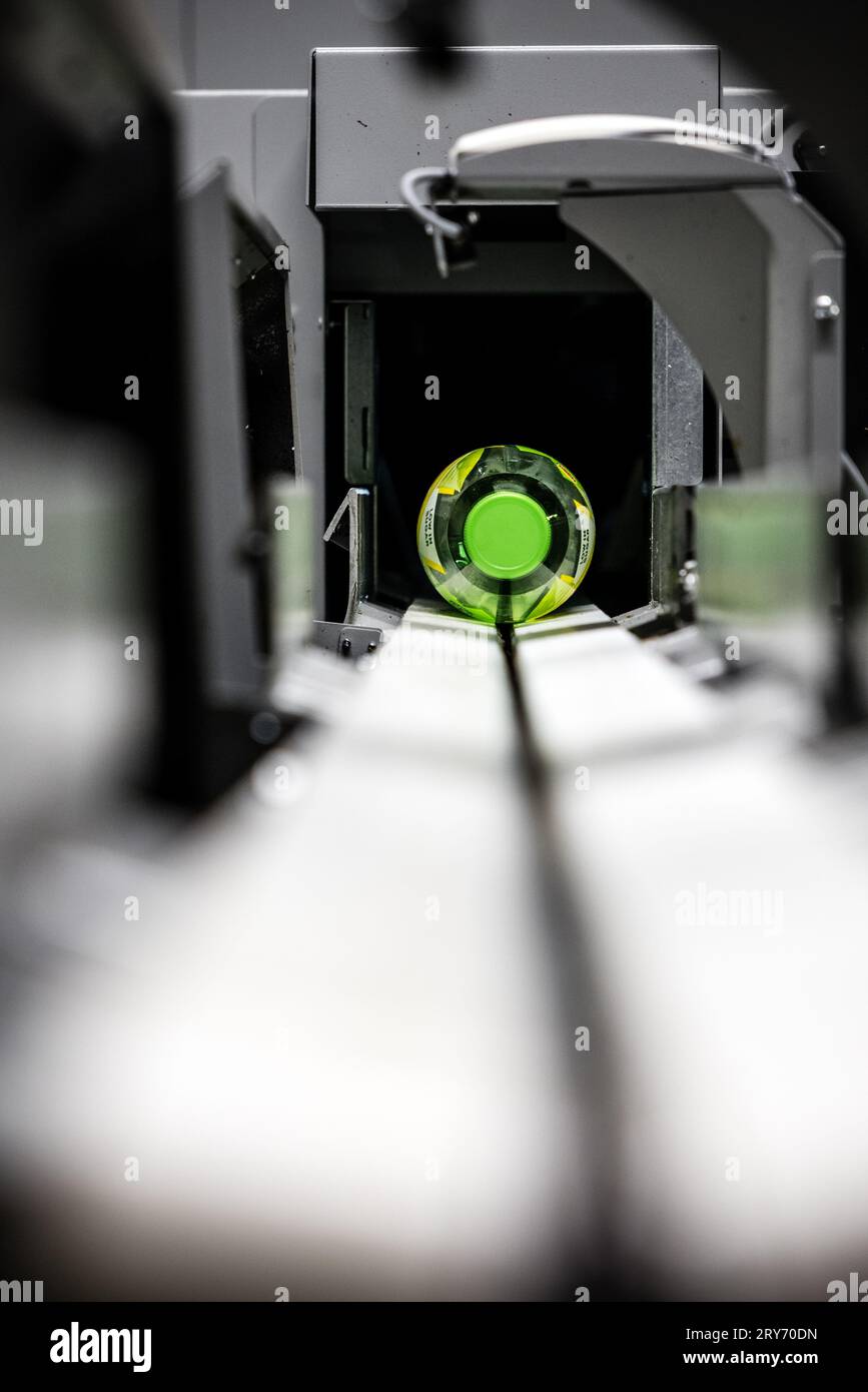 Tomra machine hi-res stock photography and images - Alamy