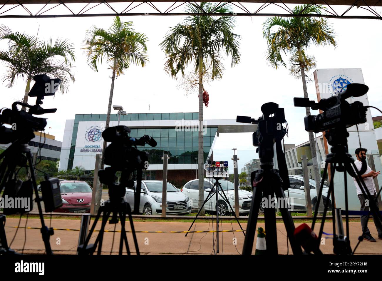 Press video cameras and microphones stand outside the Hospital Sirio ...