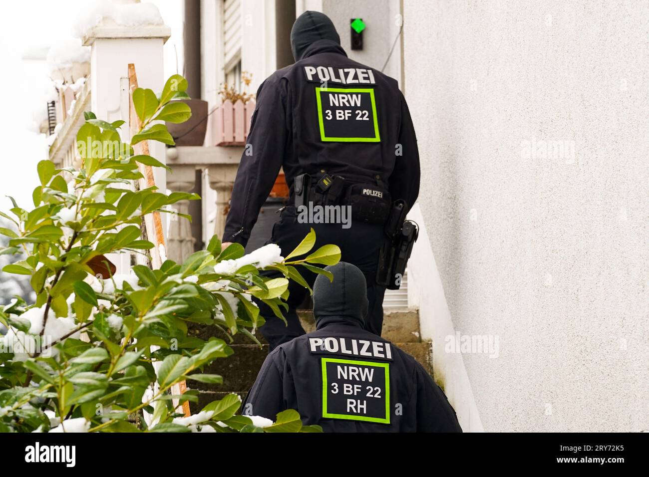 Symbolfotos: BFE-Beamte Beweissicherungs- und Festnahmeeinheit bei ...