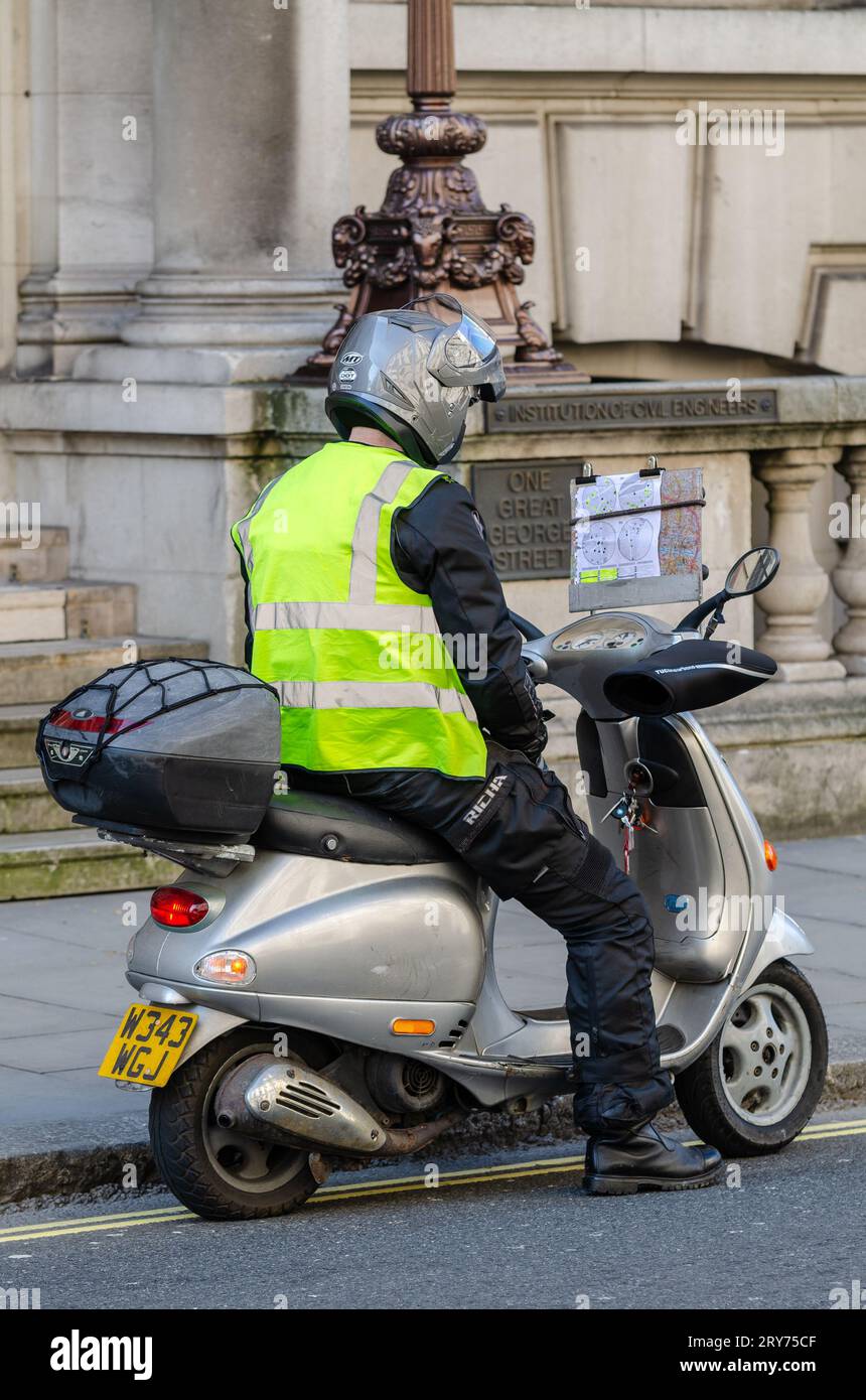 Person with clipboard street britain hi-res stock photography and ...