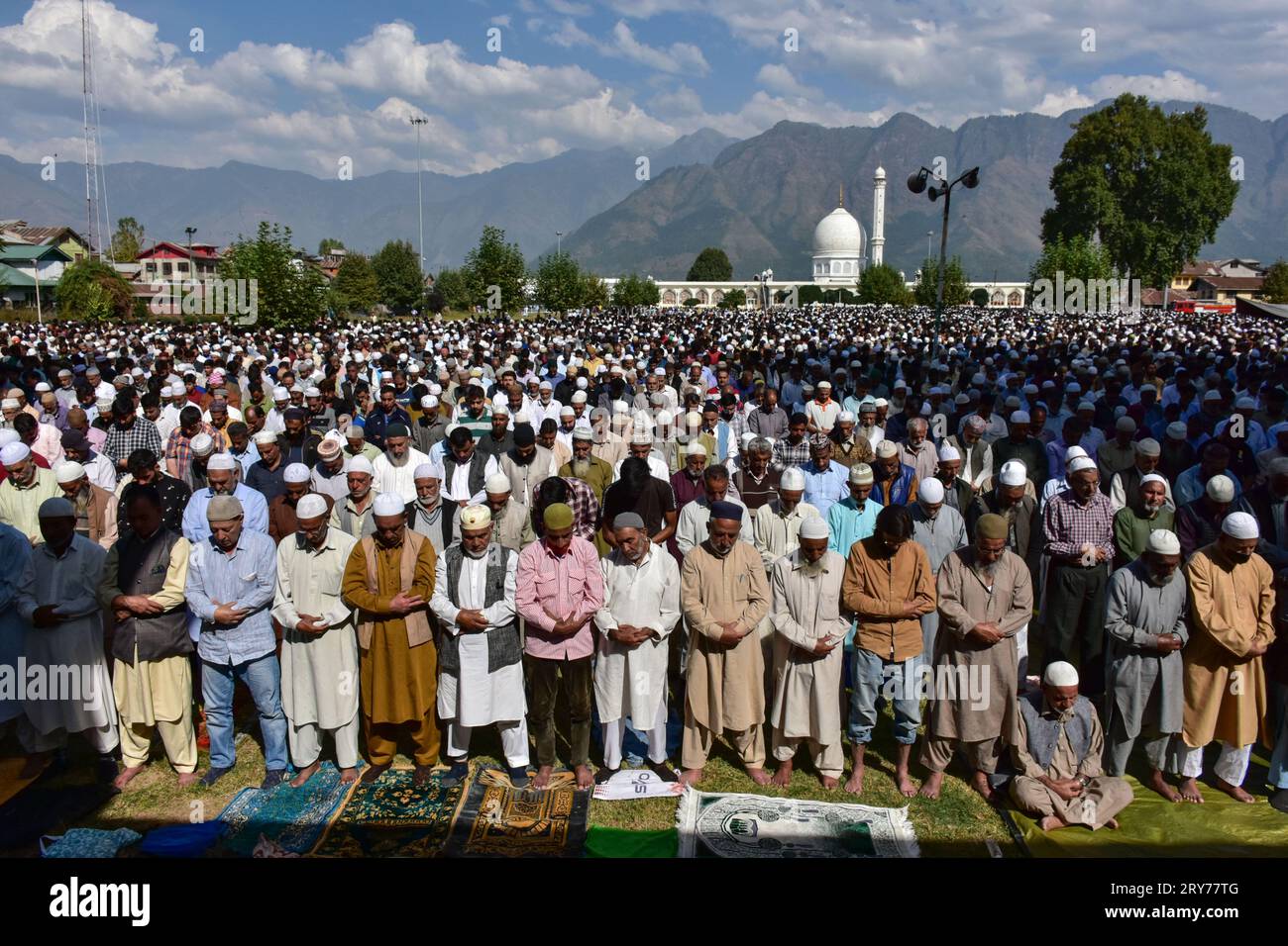 Kashmiri Muslim devotees offer noon prayers on the occasion of Eid-e ...