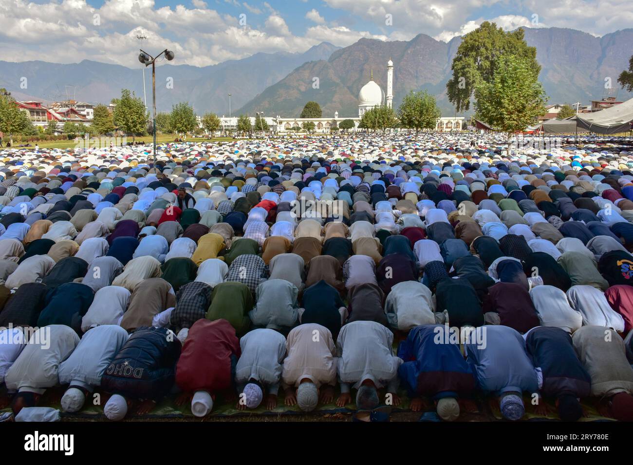Kashmiri Muslim devotees offer noon prayers on the occasion of Eid-e ...