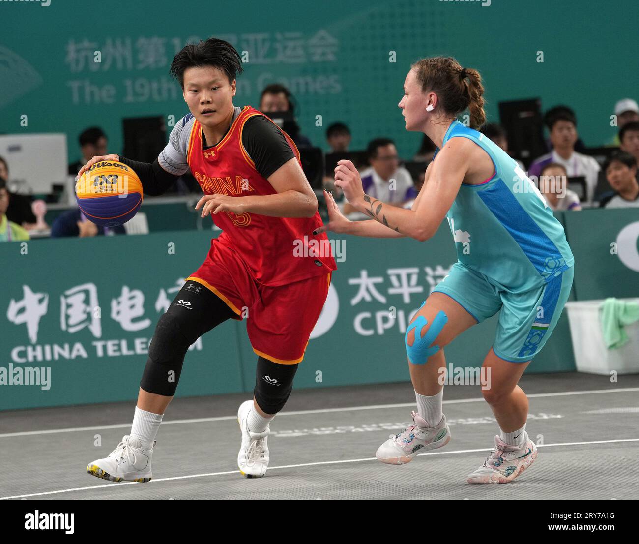 HANGZHOU, Sept. 29, 2023 (Xinhua) -- Wan Jiyuan (L) of China competes ...