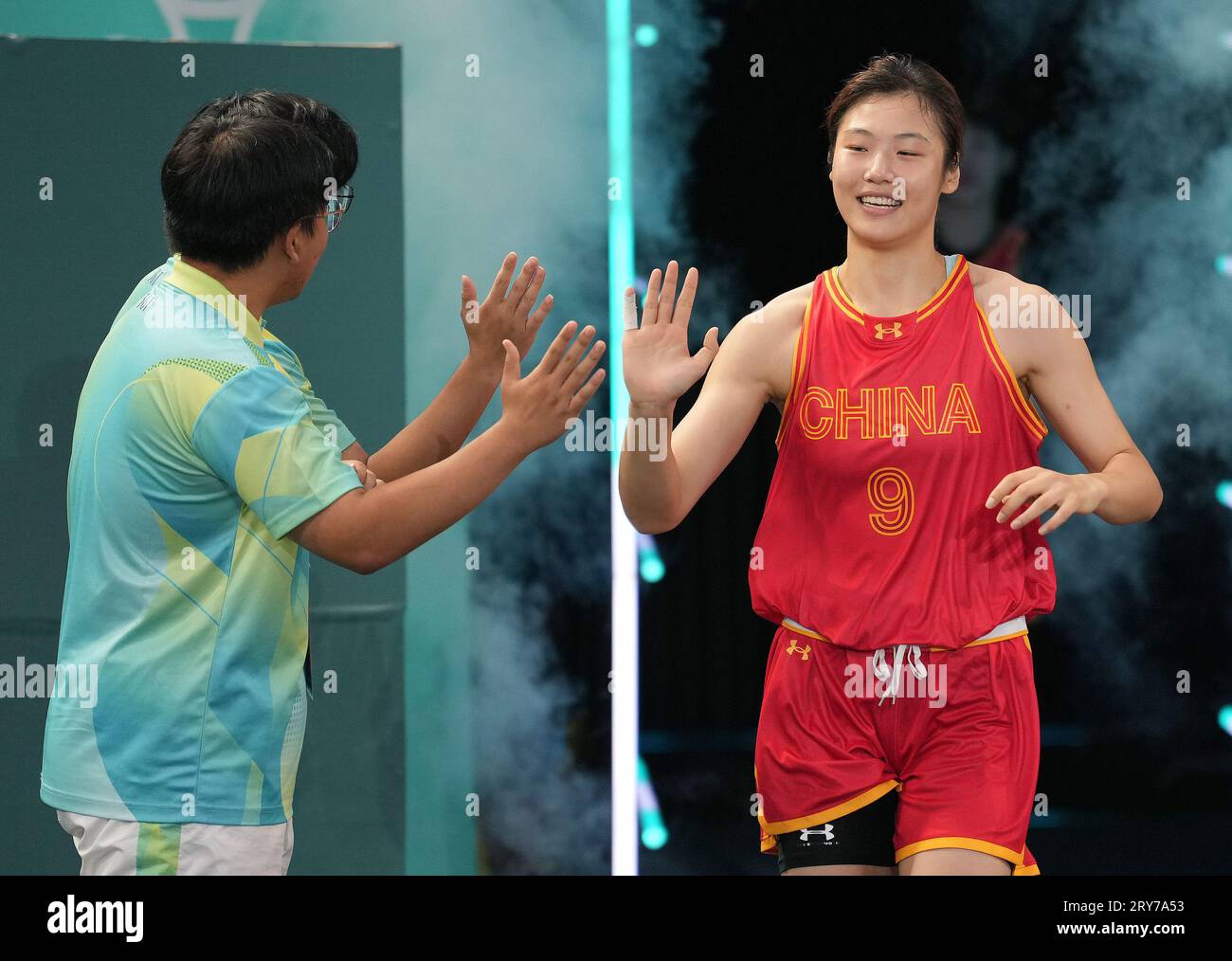 HANGZHOU, Sept. 29, 2023 (Xinhua) -- Wang Jiahui (R) of China claps ...