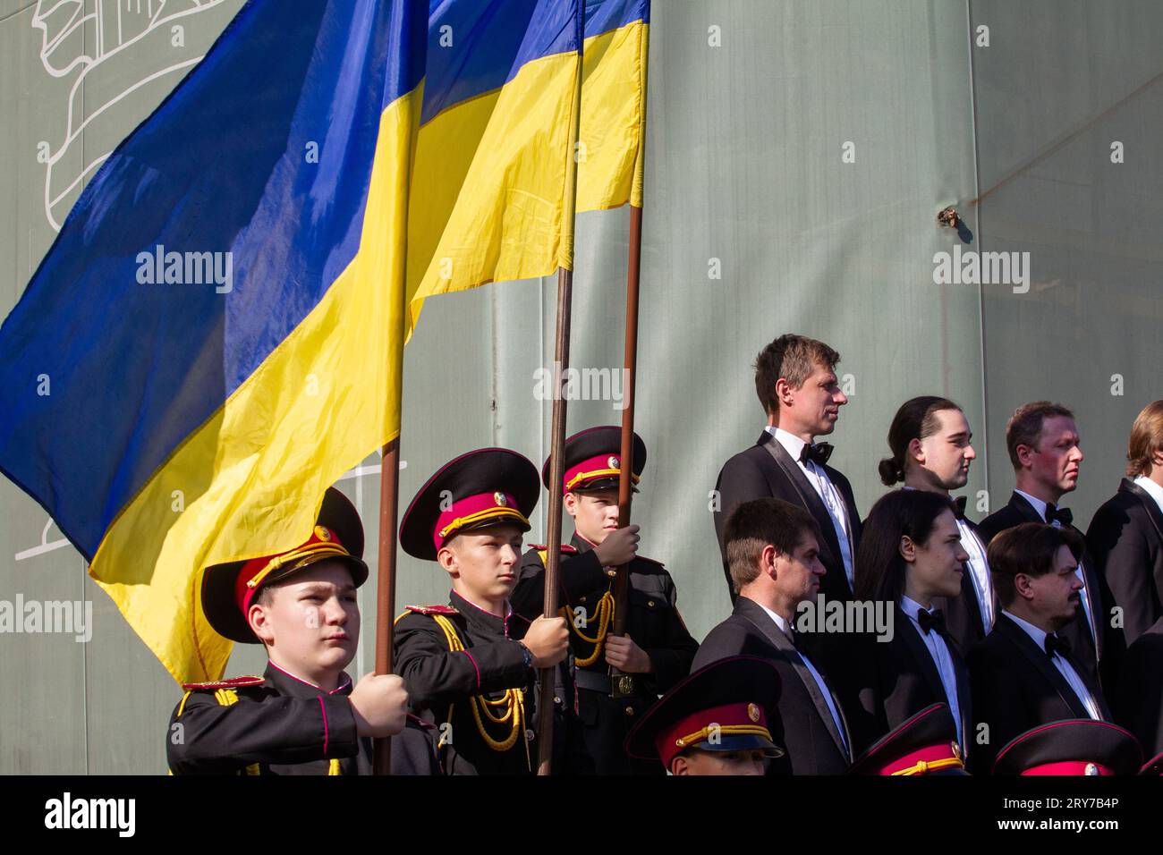 Shoulder to shoulder with ukraine hi-res stock photography and images ...