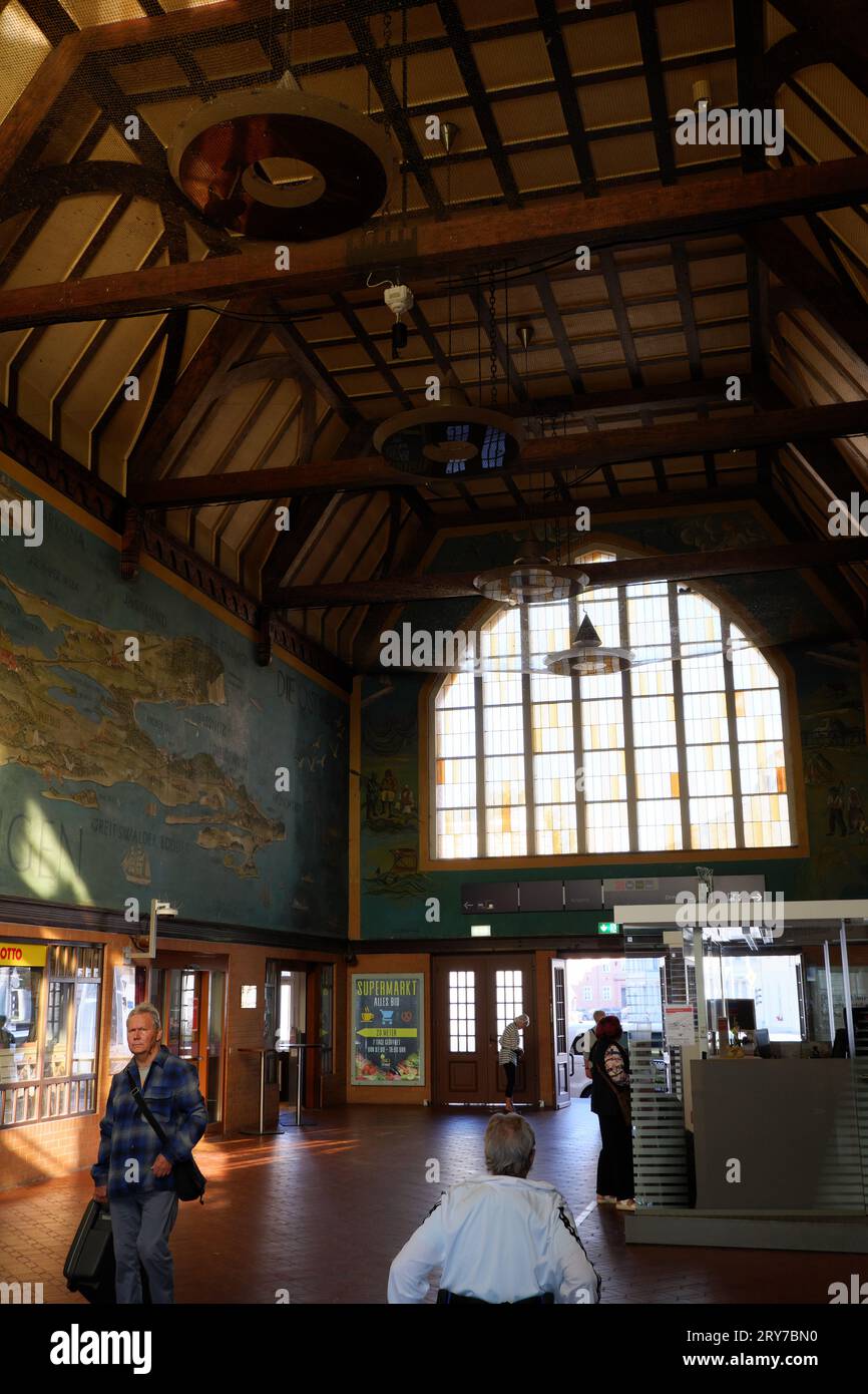 Station booking hall hi-res stock photography and images - Alamy