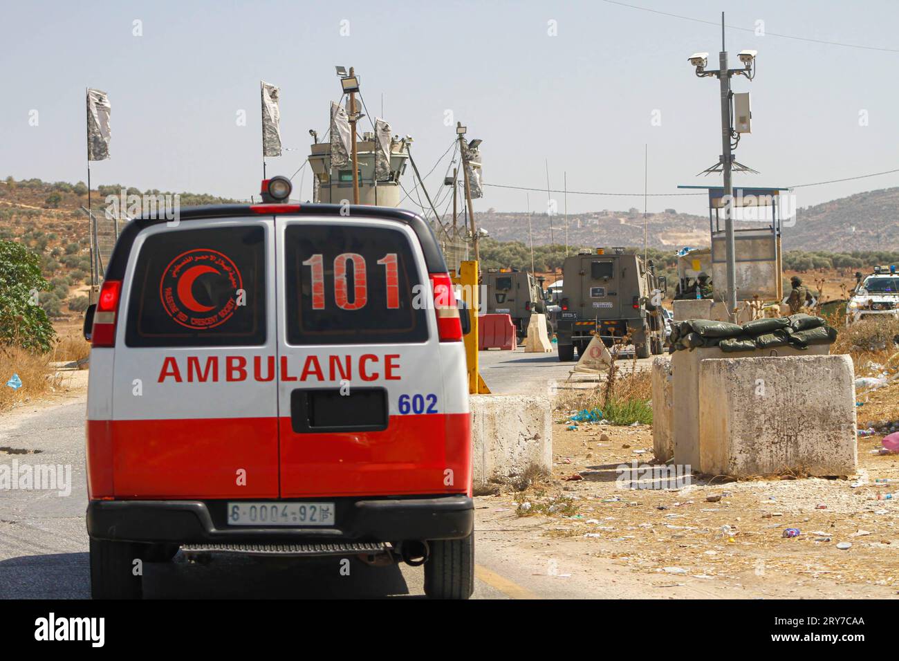 Palestinian ambulance at checkpoint hi-res stock photography and images ...