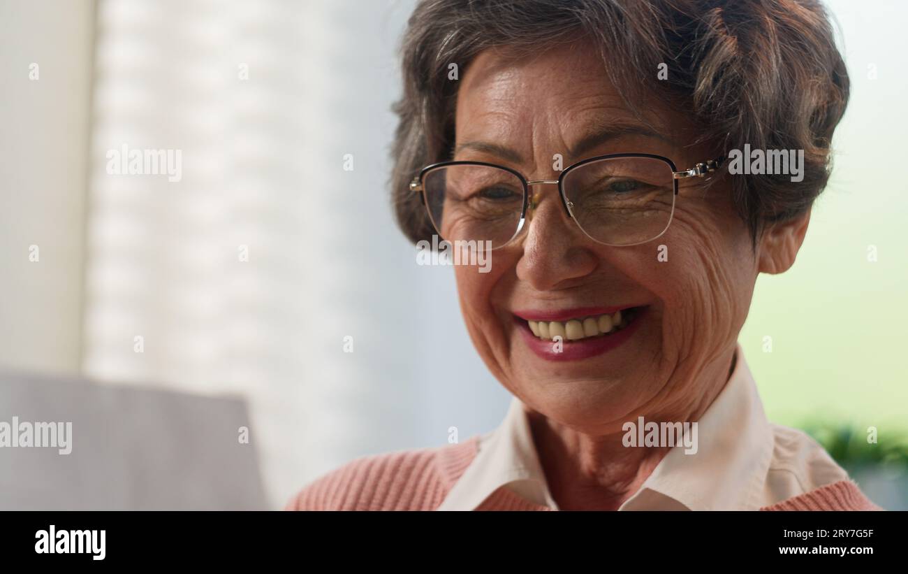 Mature woman reading letter happy hi-res stock photography and images ...