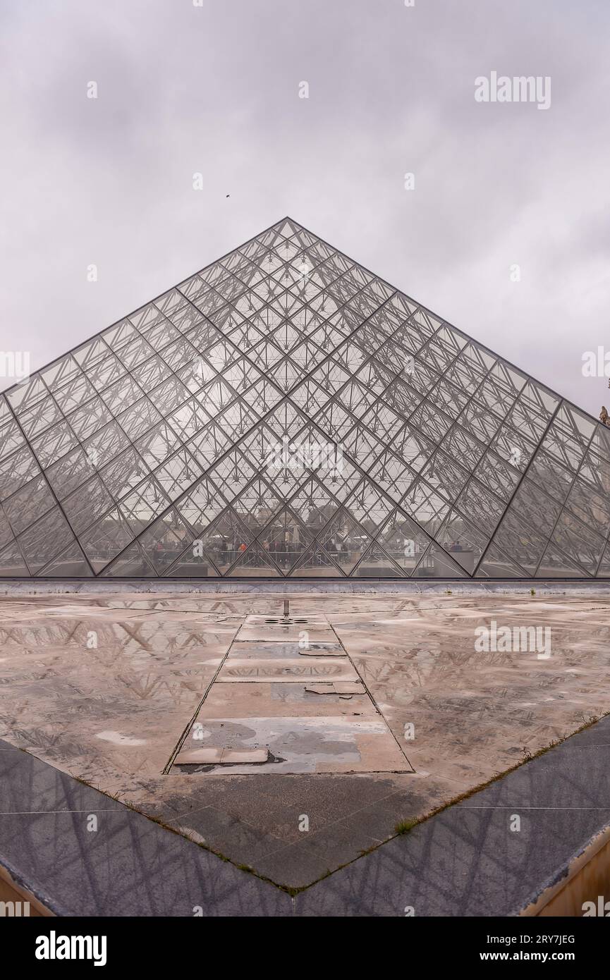 Louvre Museum Photography: Iconic External Beauty with Modern Entrance ...