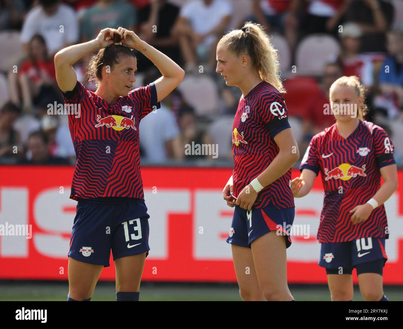 Sandra Starke (Leipzig), Nina Raecke (Leipzig), 1. FC Koeln - RB Leipzig, Google Pixel Frauen ...