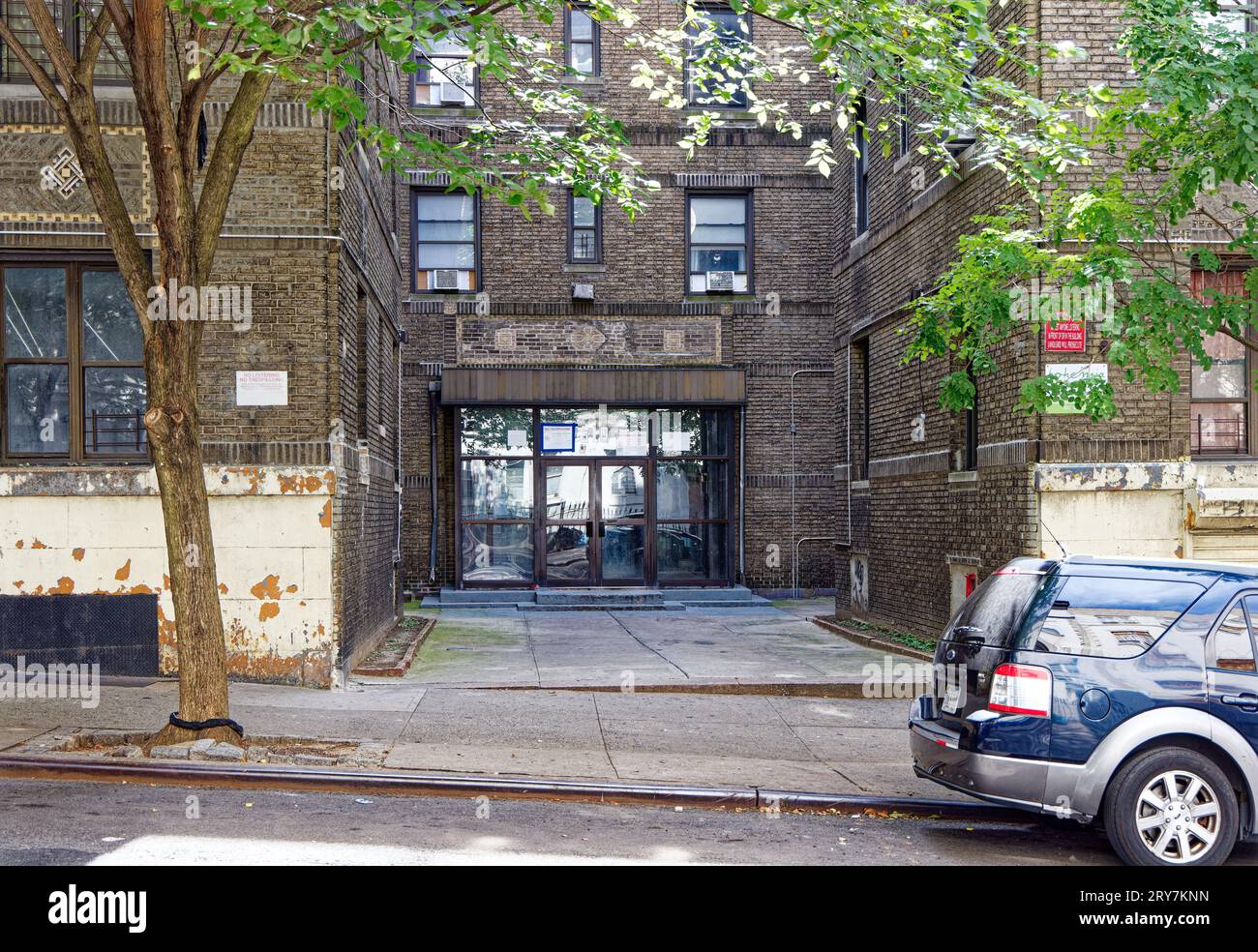 Run down apartments new york hi-res stock photography and images - Alamy