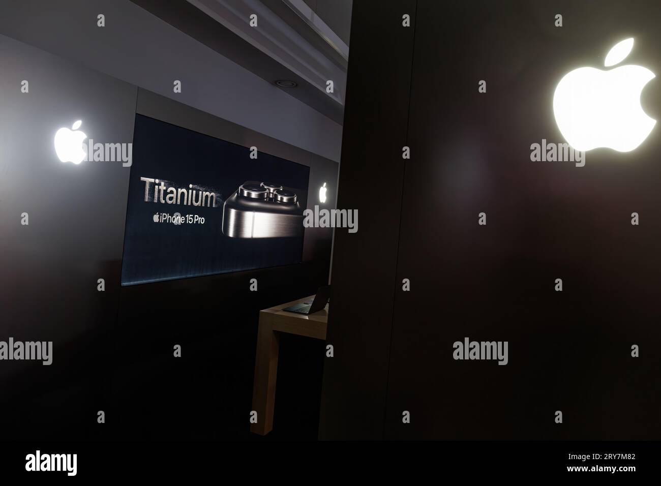 Iphone 15 pro hi-res stock photography and images - Alamy