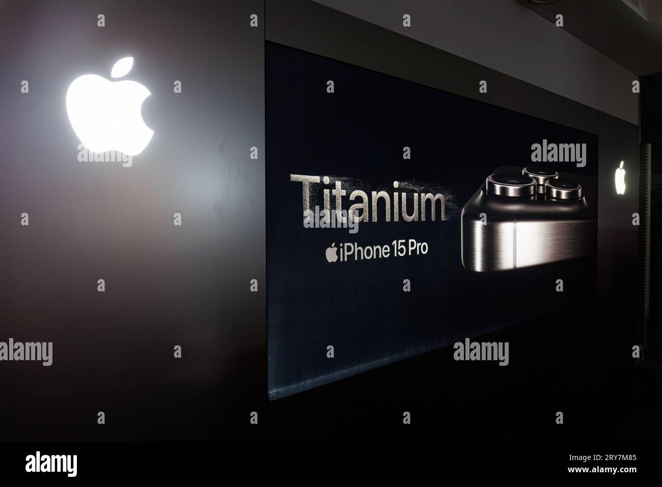 Iphone 15 pro max hi-res stock photography and images - Alamy