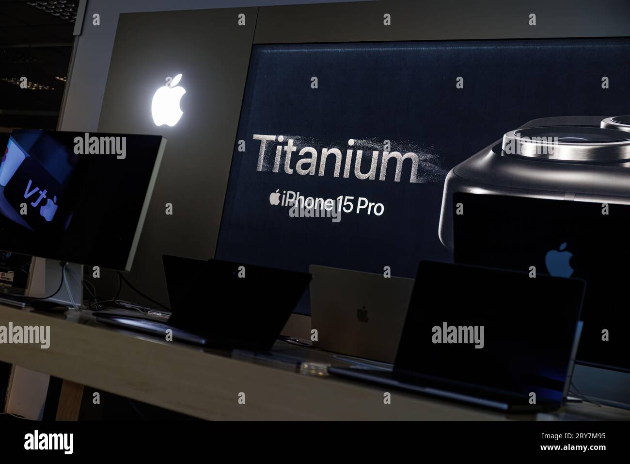 Iphone 15 pro max hi-res stock photography and images - Alamy