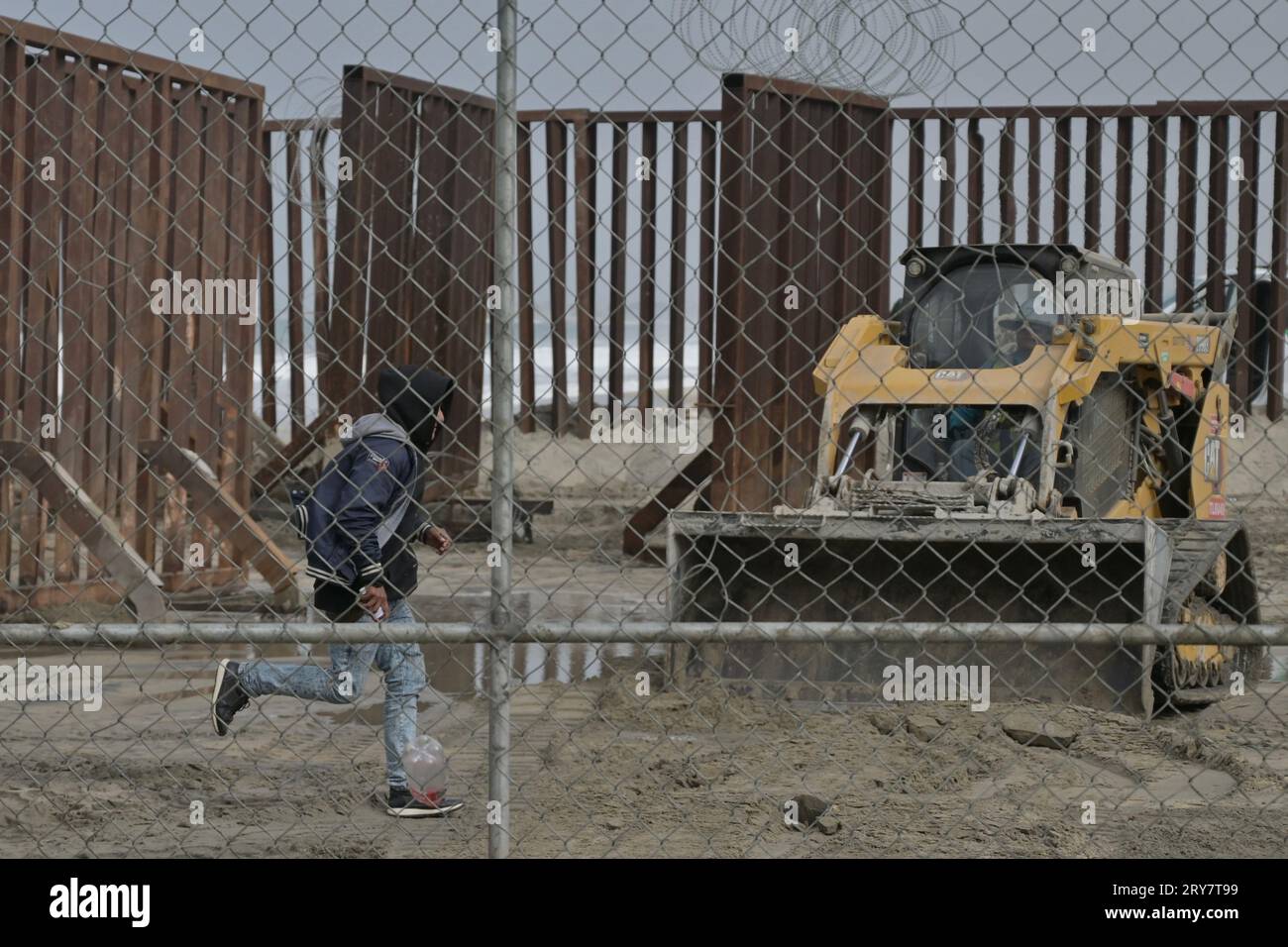Tijuana, Baja California, Mexico. 28th Sep, 2023. A migrant runs ...