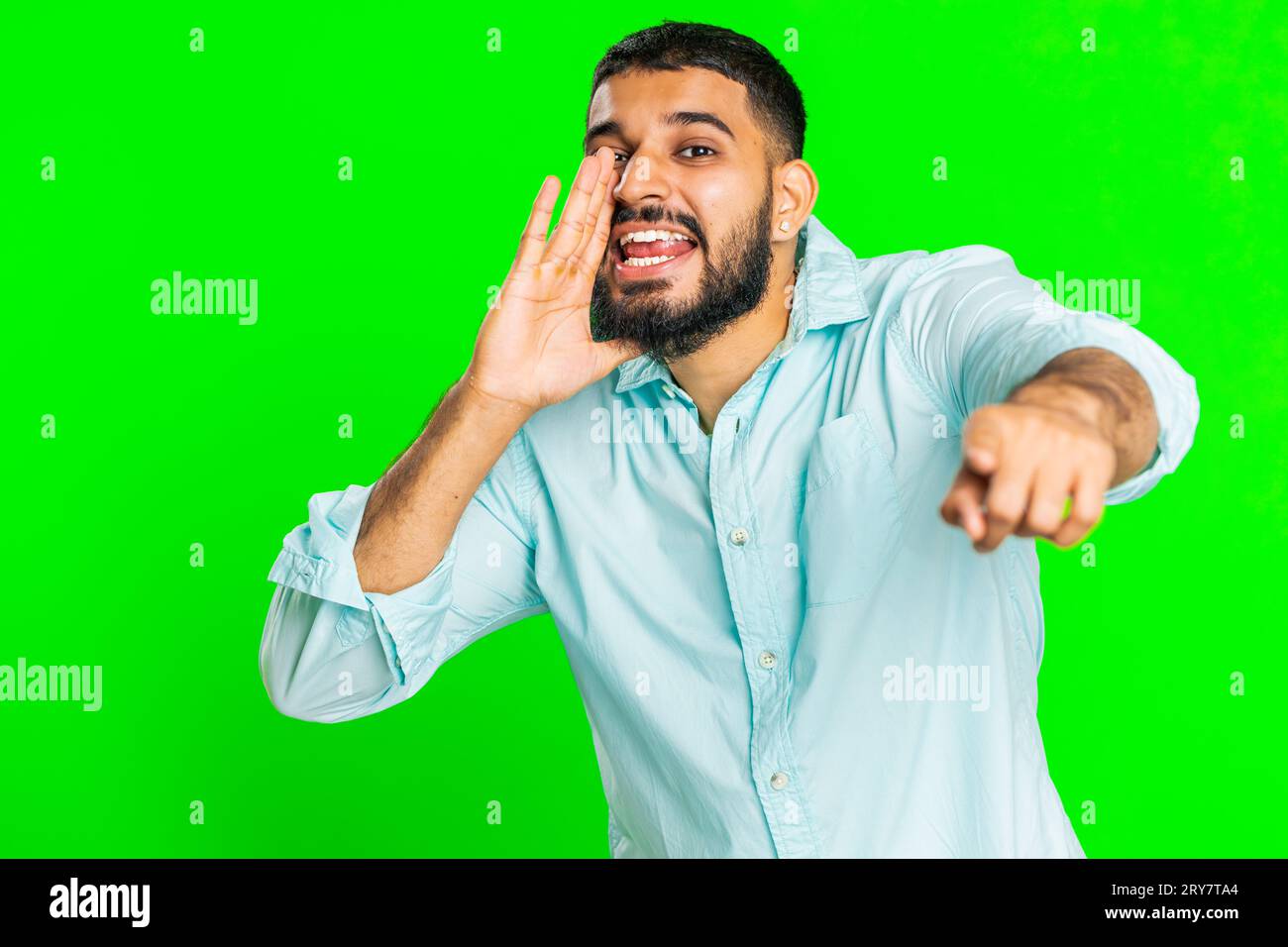 Happy Indian young man yell, shout to camera, promotion advertisement ...