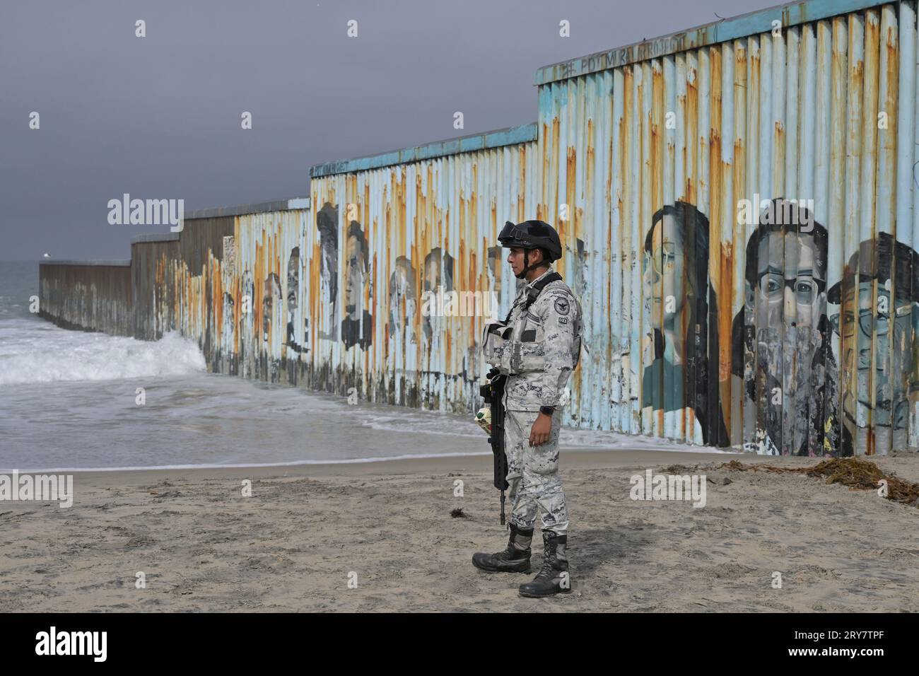 Mexican immigration guards hi-res stock photography and images - Alamy
