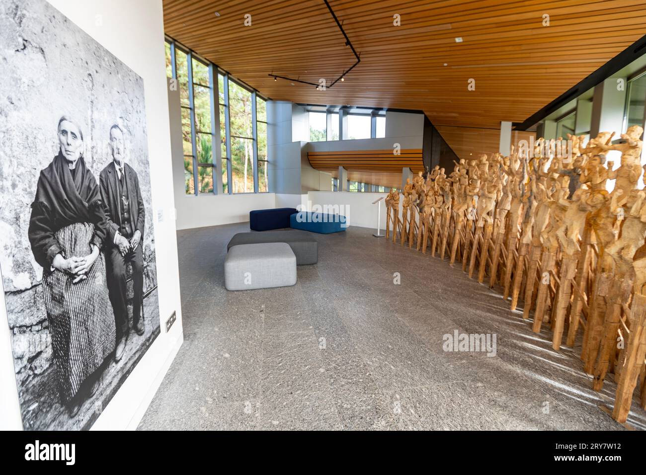 La Ola wood esculpture by Álvaro de Vega. Parador Costa da Morte, Muxia ...