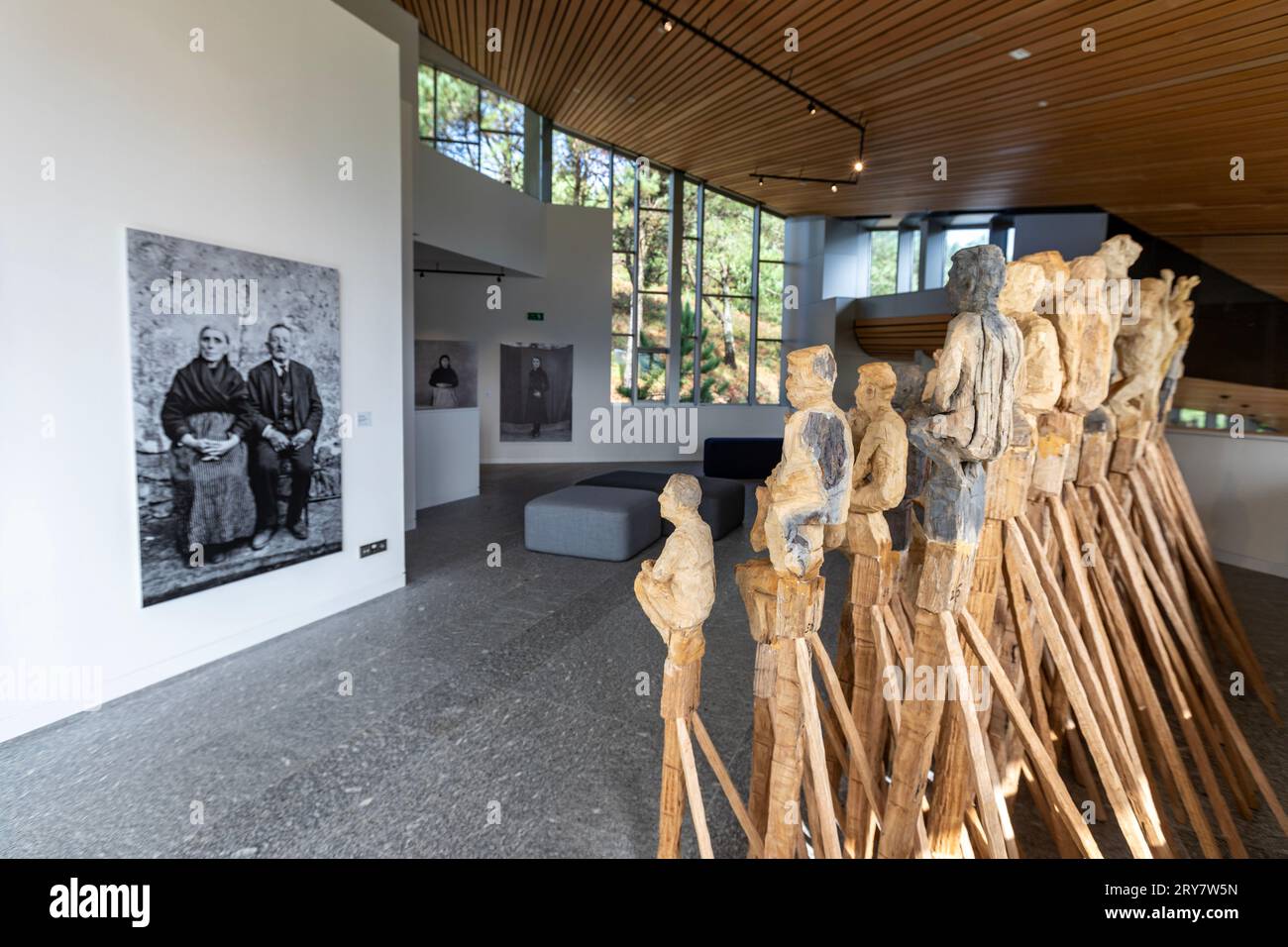 La Ola wood esculpture by Álvaro de Vega. Parador Costa da Morte, Muxia ...