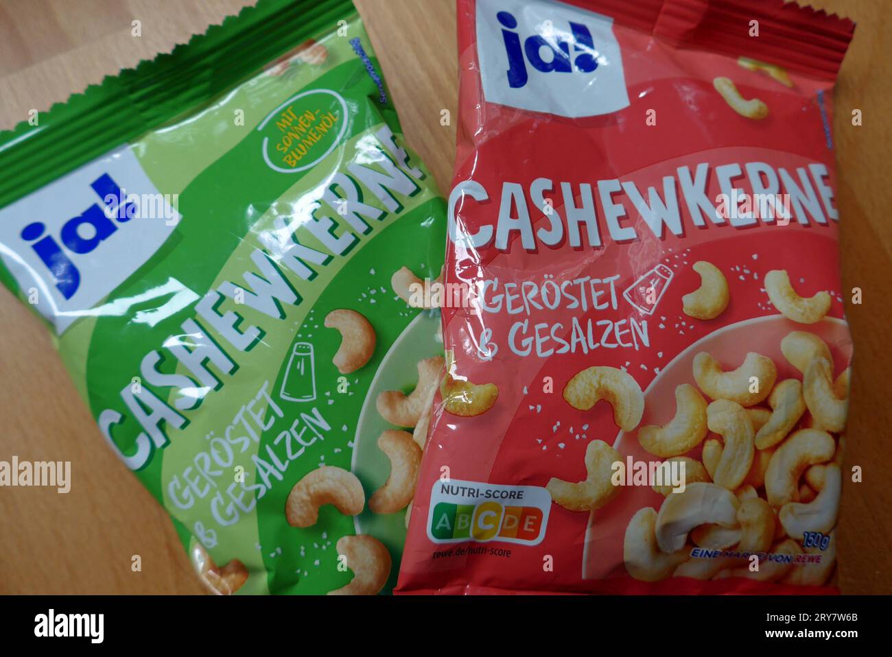 Die Supermarktkette REWE hat 2023 das Verpackungsdesign für Cashewkerne ...